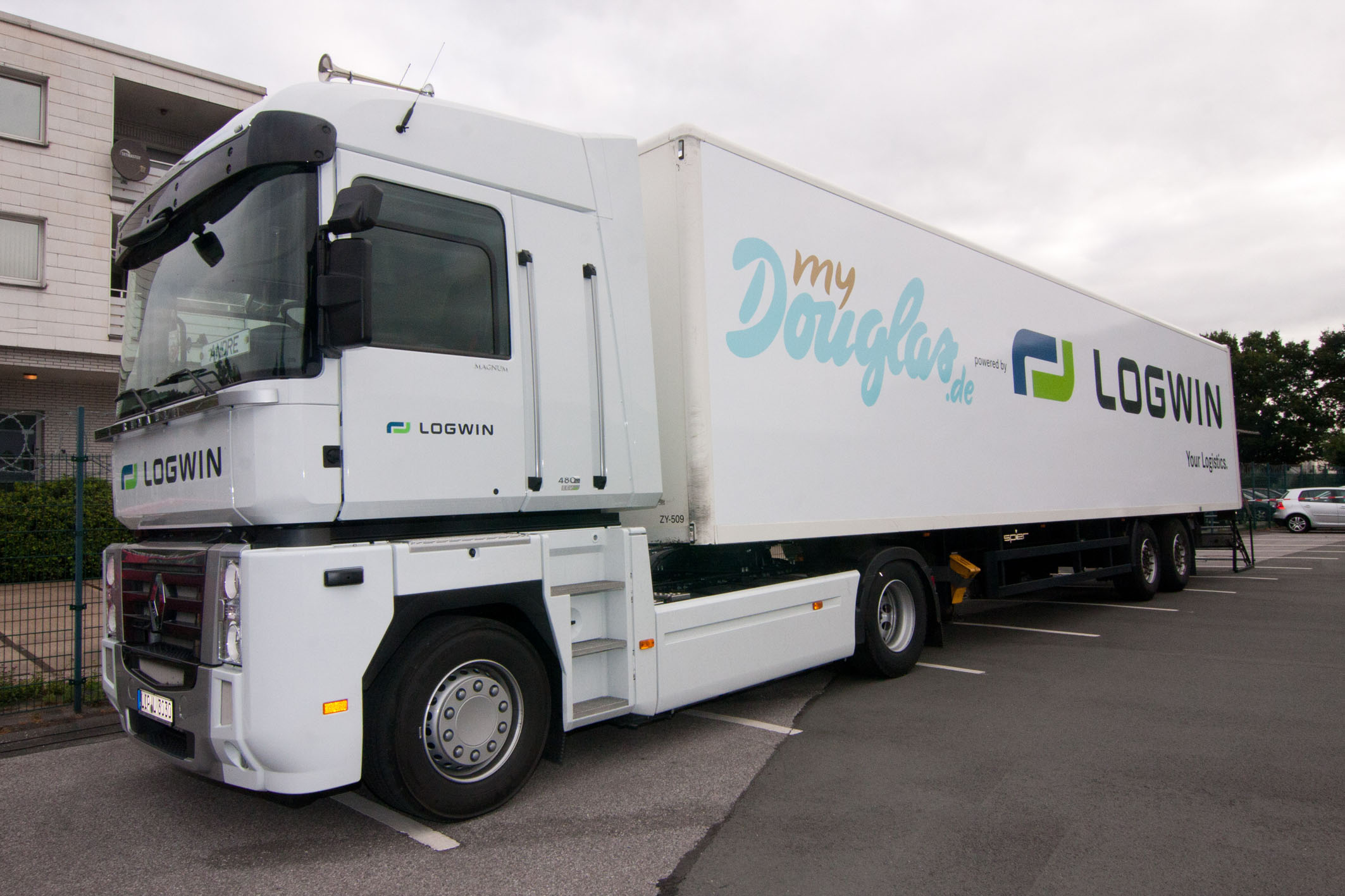 Logwin: Zehn Jahre Logistik für Douglas-Parfümerien, Logwin AG, Story ...