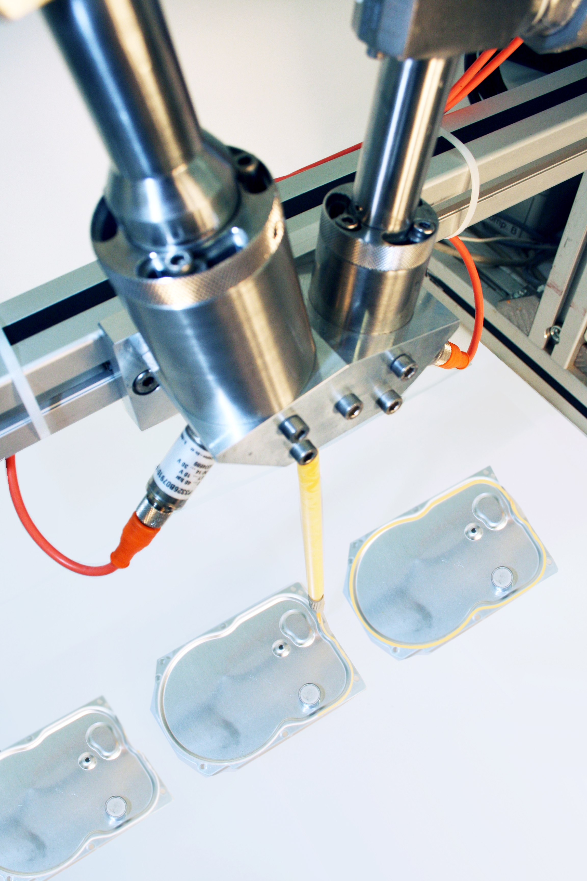 Dosing of two-component silicones, ViscoTec Pumpen- u. Dosiertechnik ...