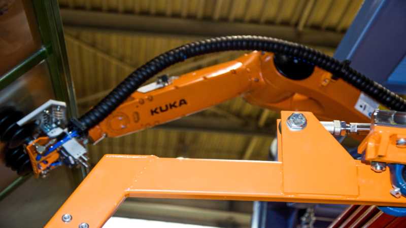 Tread booking system with flexible Robot-leaf-folding-device ...