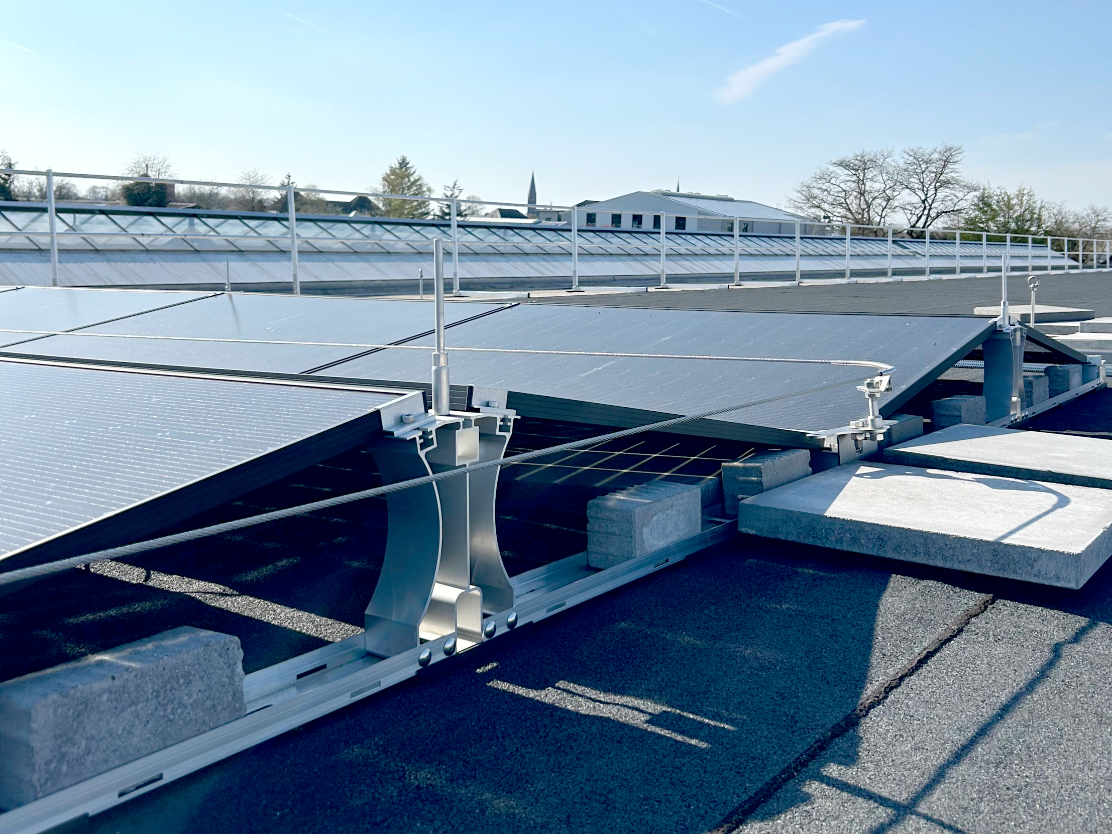 Integrierter Blitzschutz für PV-Anlagen: DEHN und ABS Safety ...