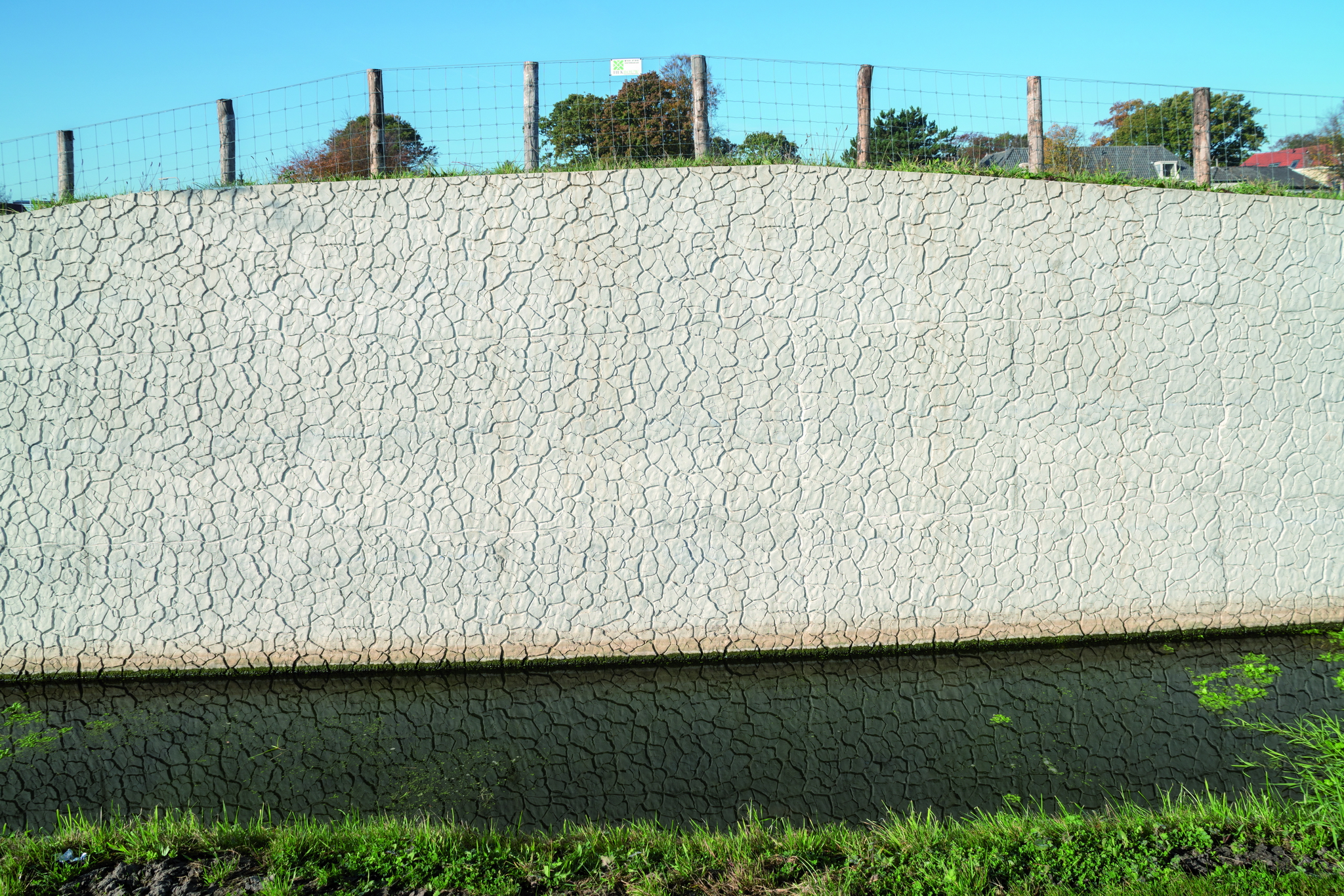 Remarkable "dried-out clay" retaining wall, NOE-Schaltechnik Georg ...