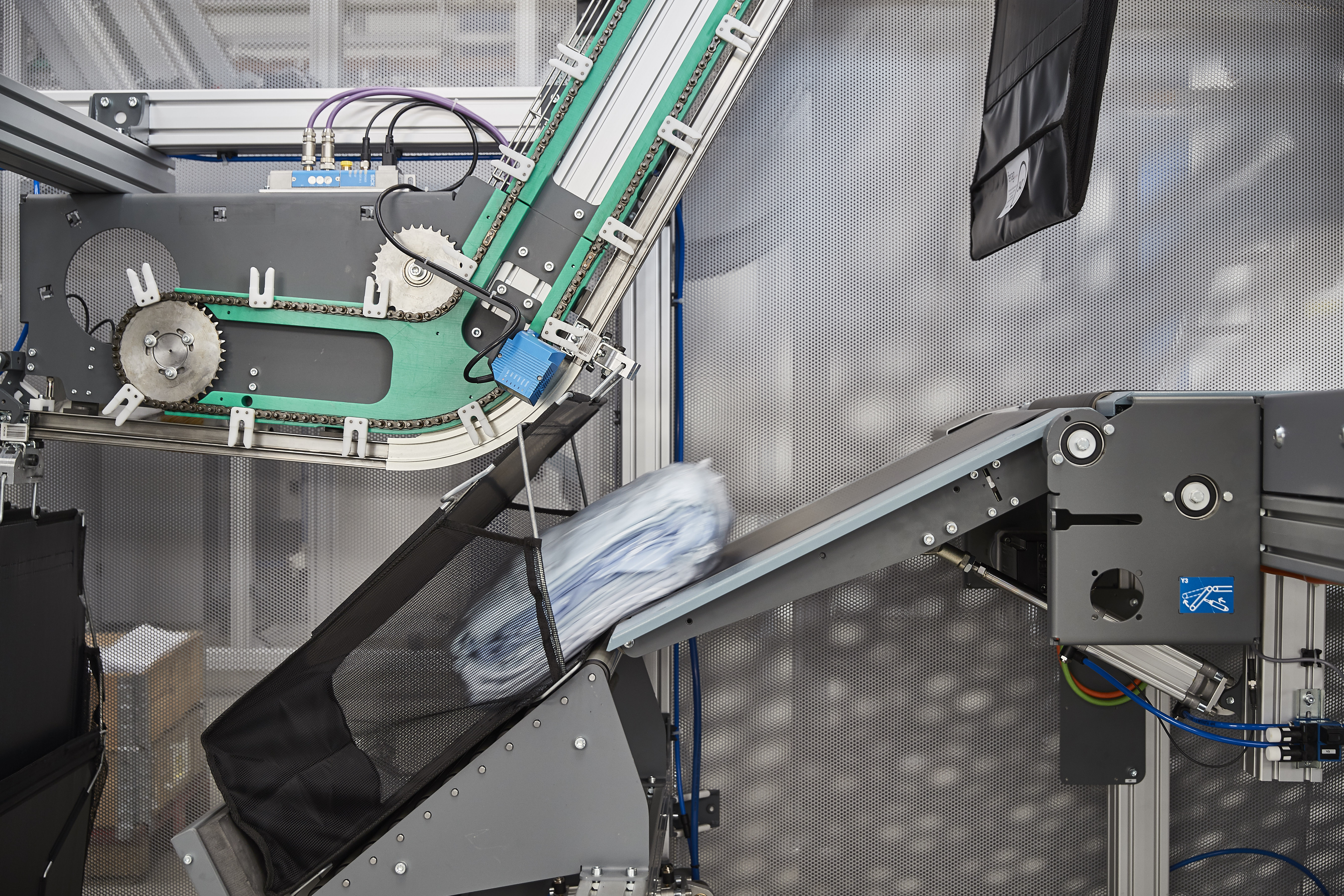 Skyfall system with fully automatic infeed and delivery stations, Ferag ...