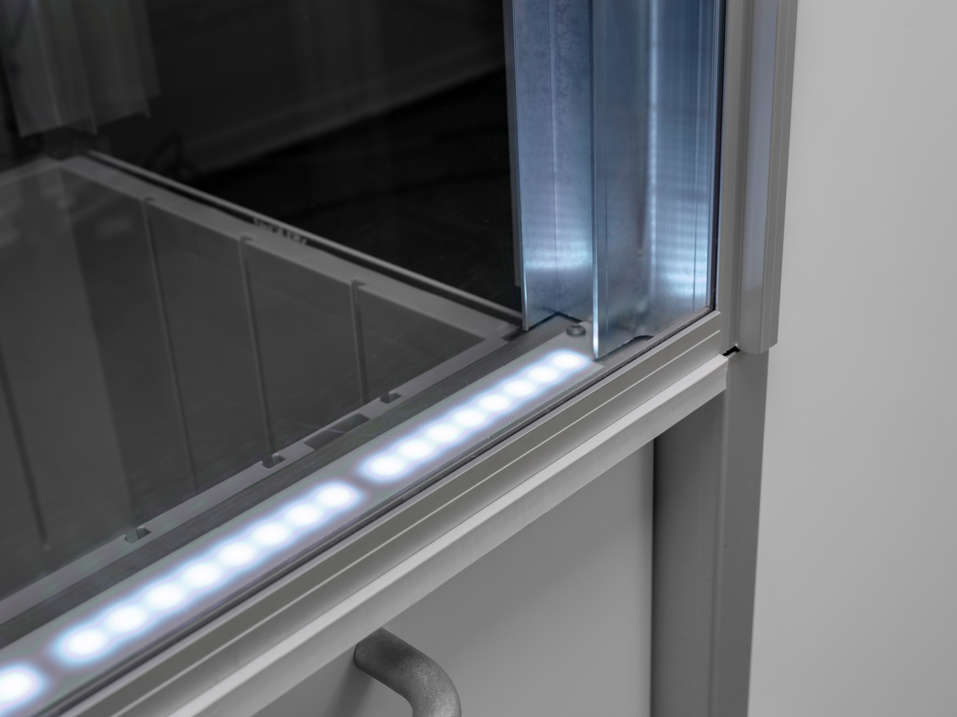 Roboter helfen Kunden beim Abholen von Online-Einkäufen, AutoStore ...