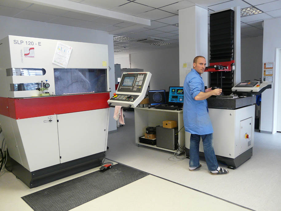 All Signs Point to Growth, Laser Components Germany GmbH, Story - PresseBox