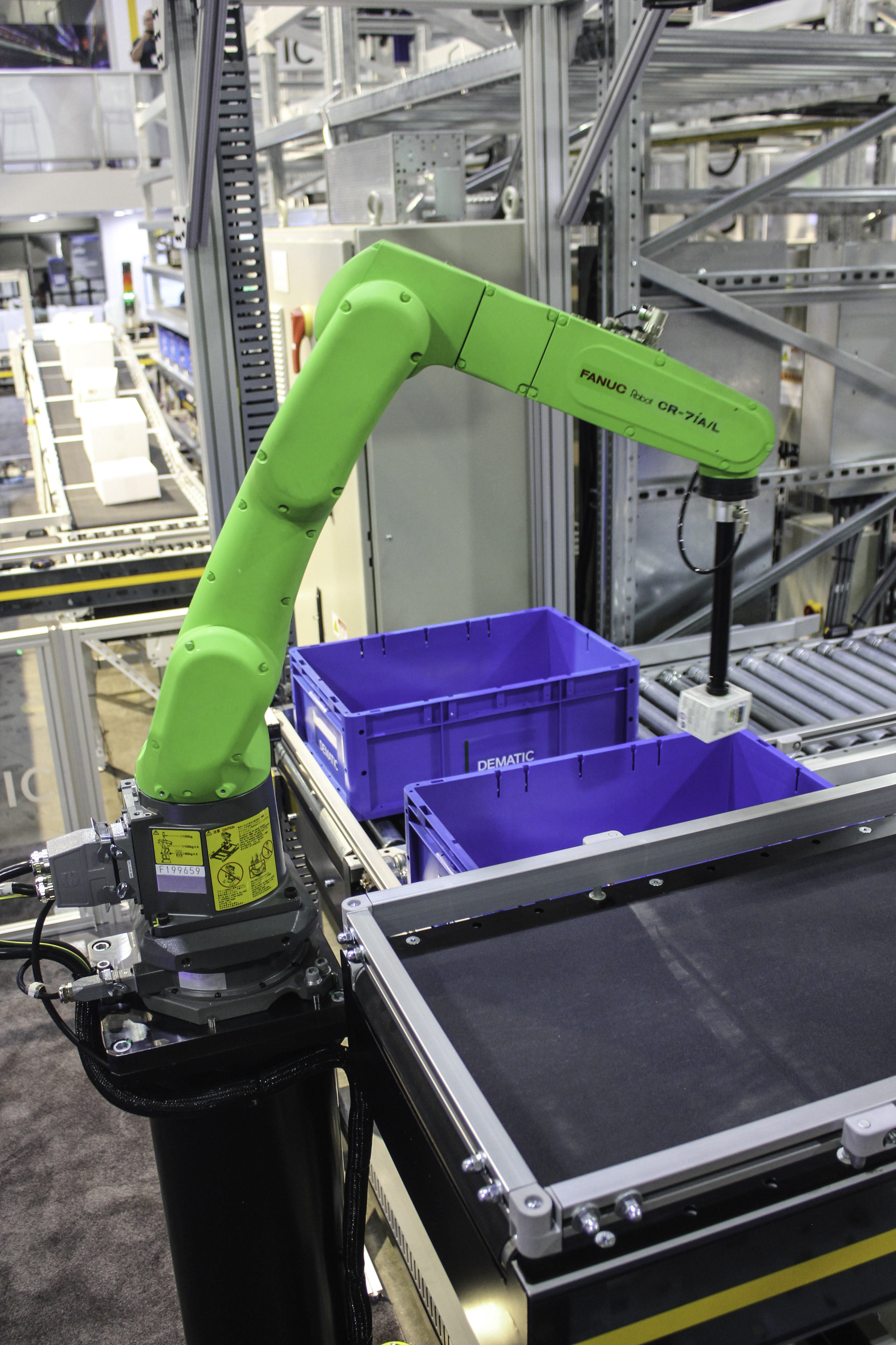 Dematic bringt Roboterarm für die automatische Kommissionierung auf den ...