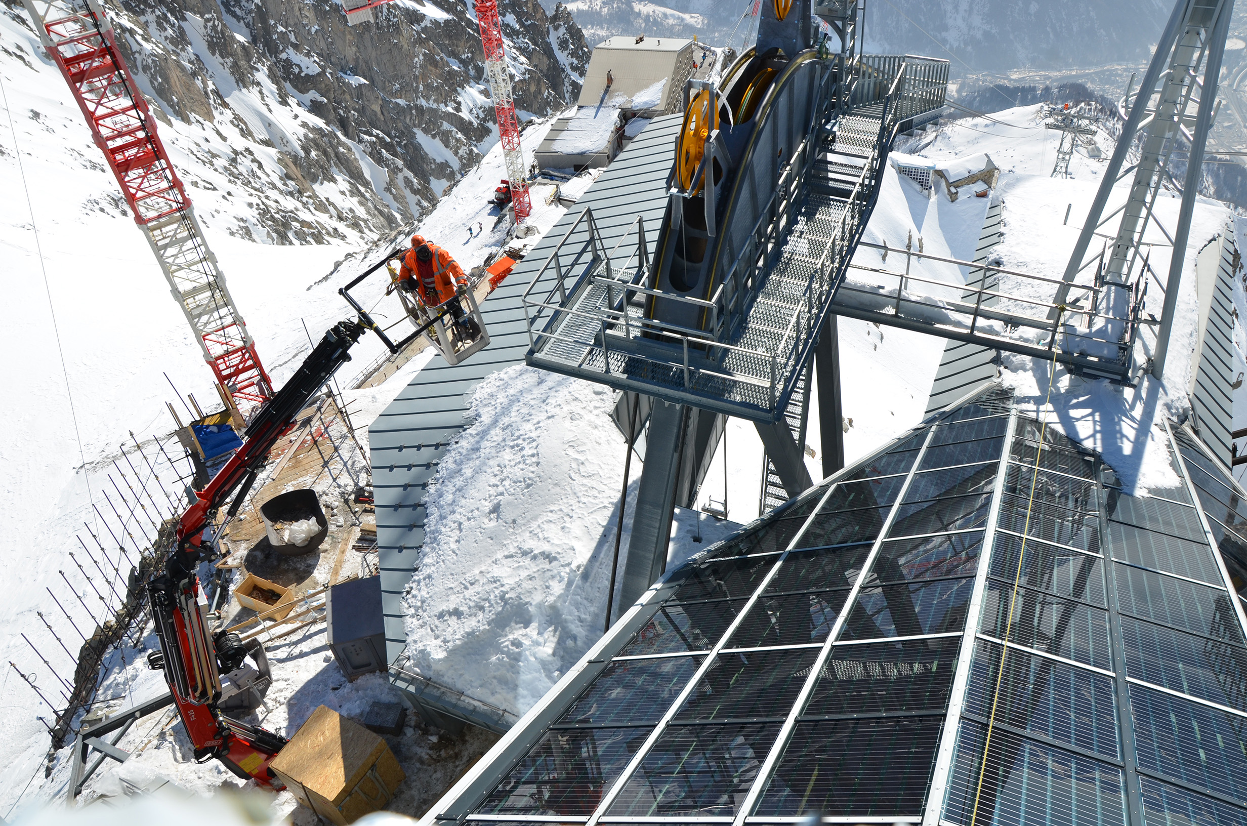 A Fassi F425RA.2.24 e-dynamic crane on Mont Blanc, Fassi Gru S.p.A ...