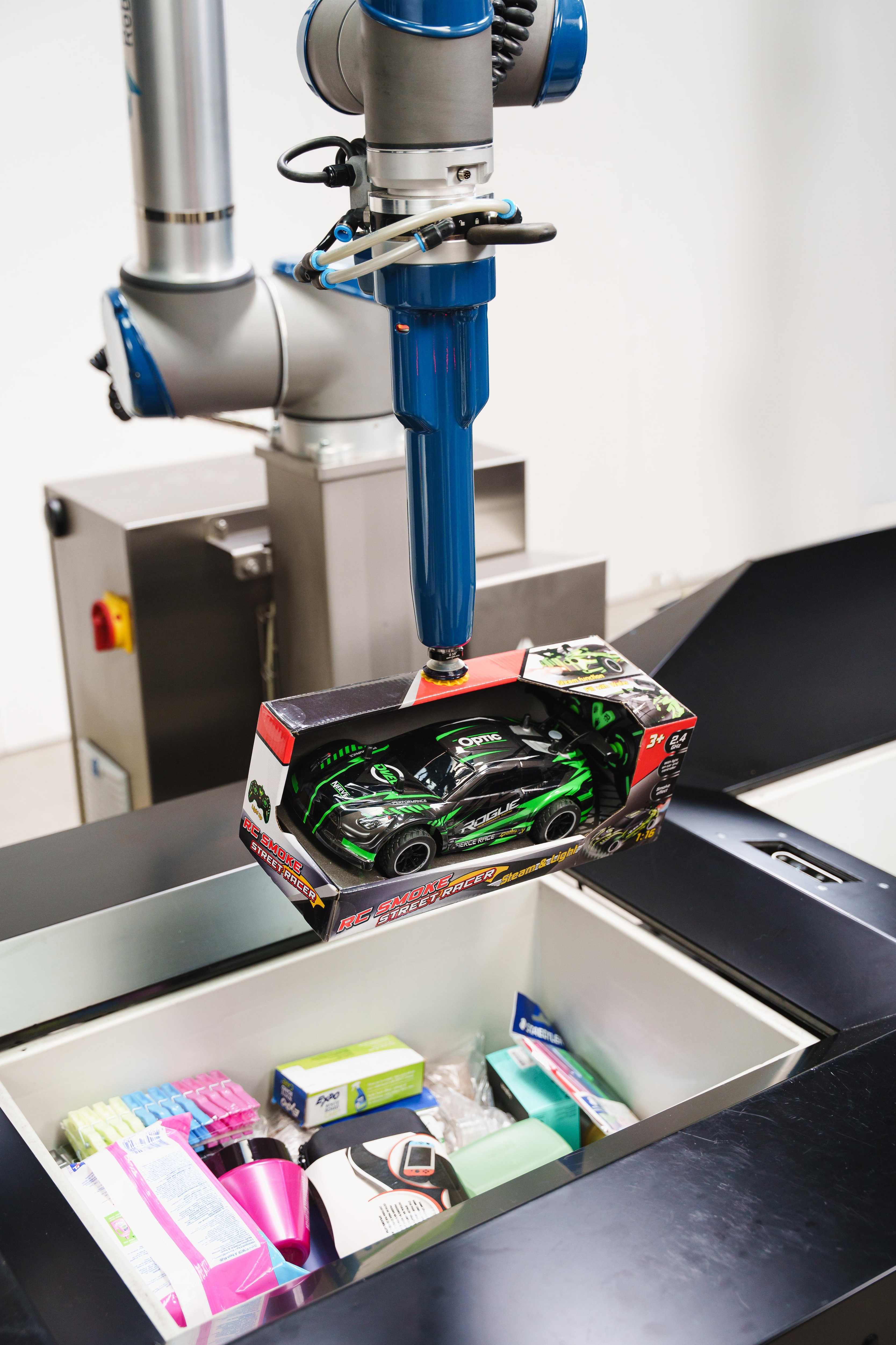 Meet the Future of Fulfillment: Smart Robotics Debuts a Complete AI ...