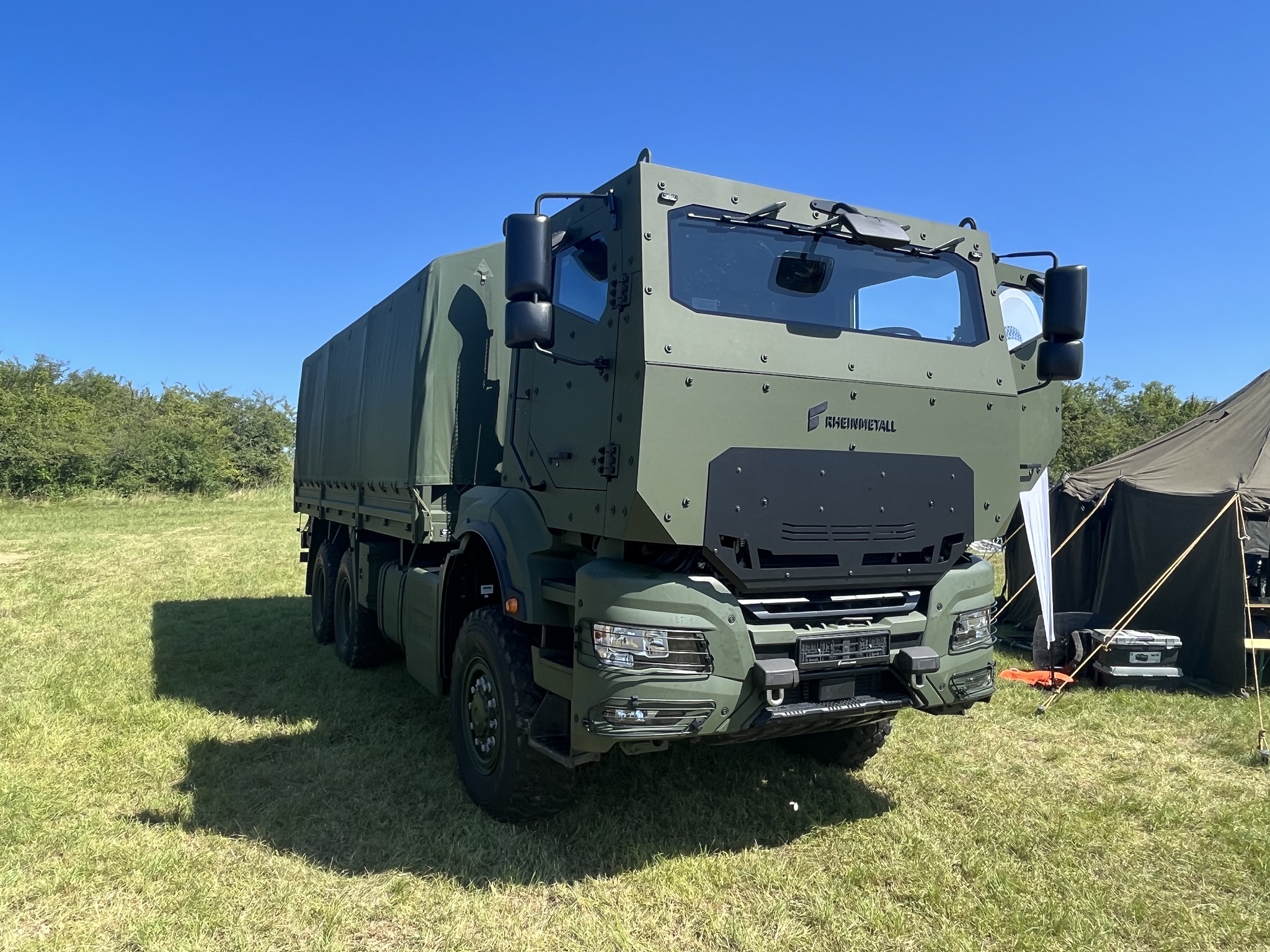 Protected logistics truck: Rheinmetall MAN Military Vehicles presents new TGS-Mil Protected ...