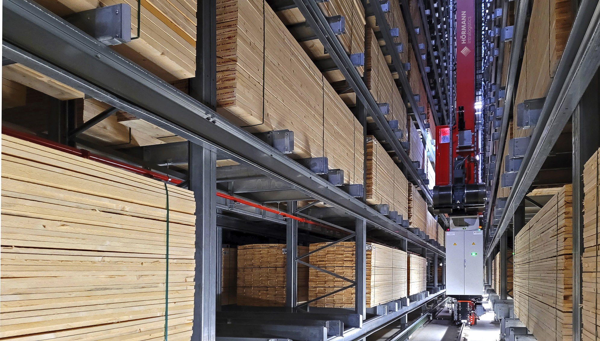 Automatisches Hochregallager mit maßgeschneiderter Fördertechnik für ...