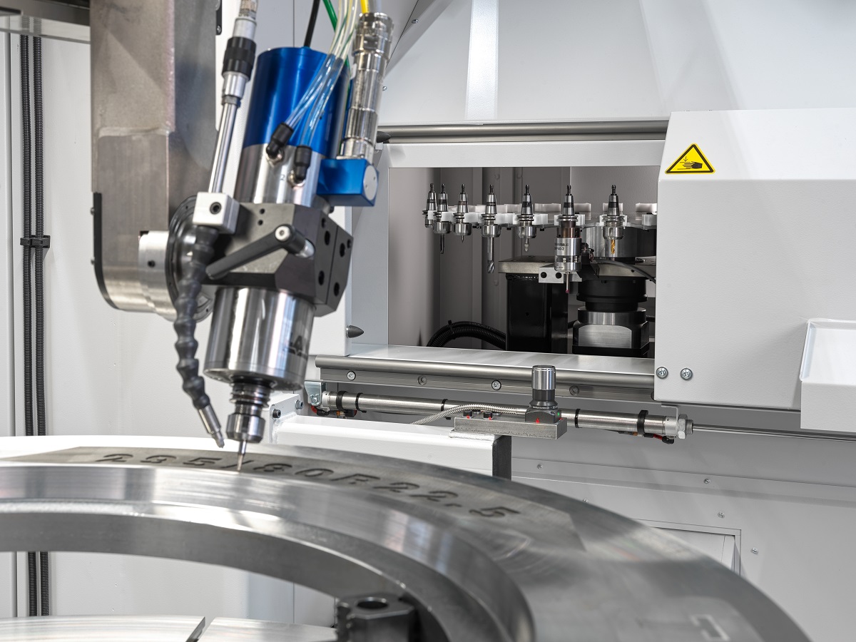 Fräsmaschine LGR-S von LANG: Hohe Präzision für besonders große Reifen ...