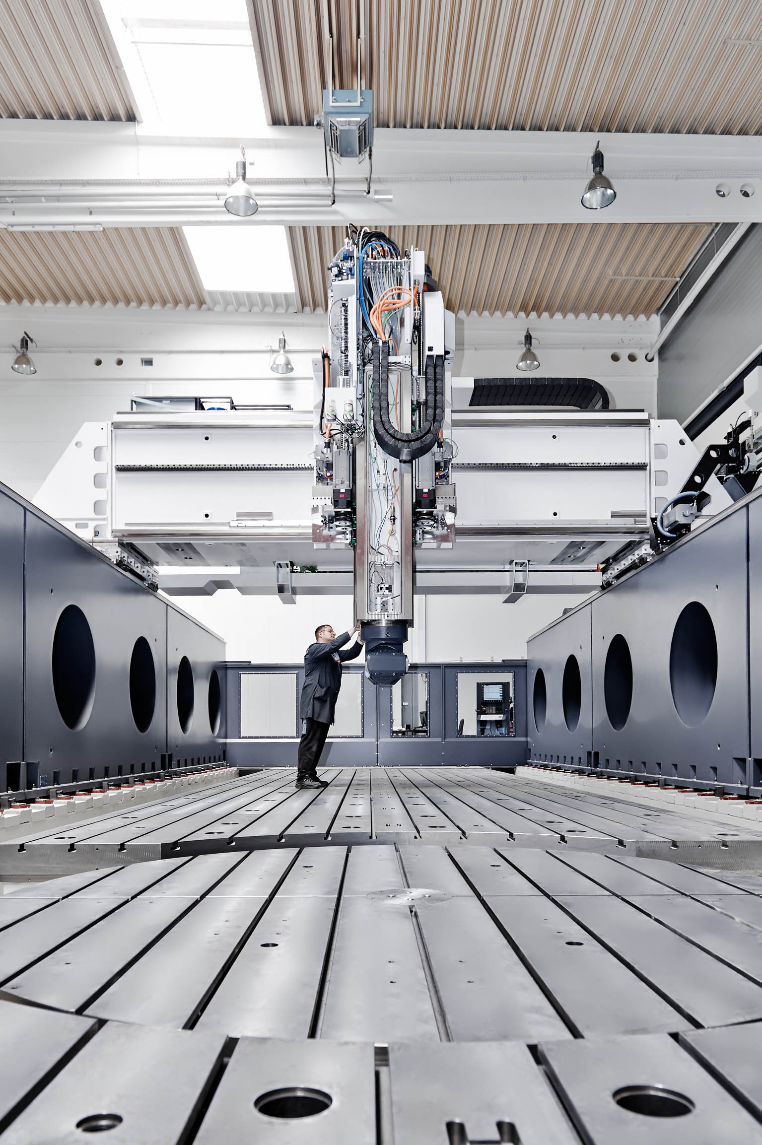 First gantry milling machine with dynamic toolchanger, SHW ...