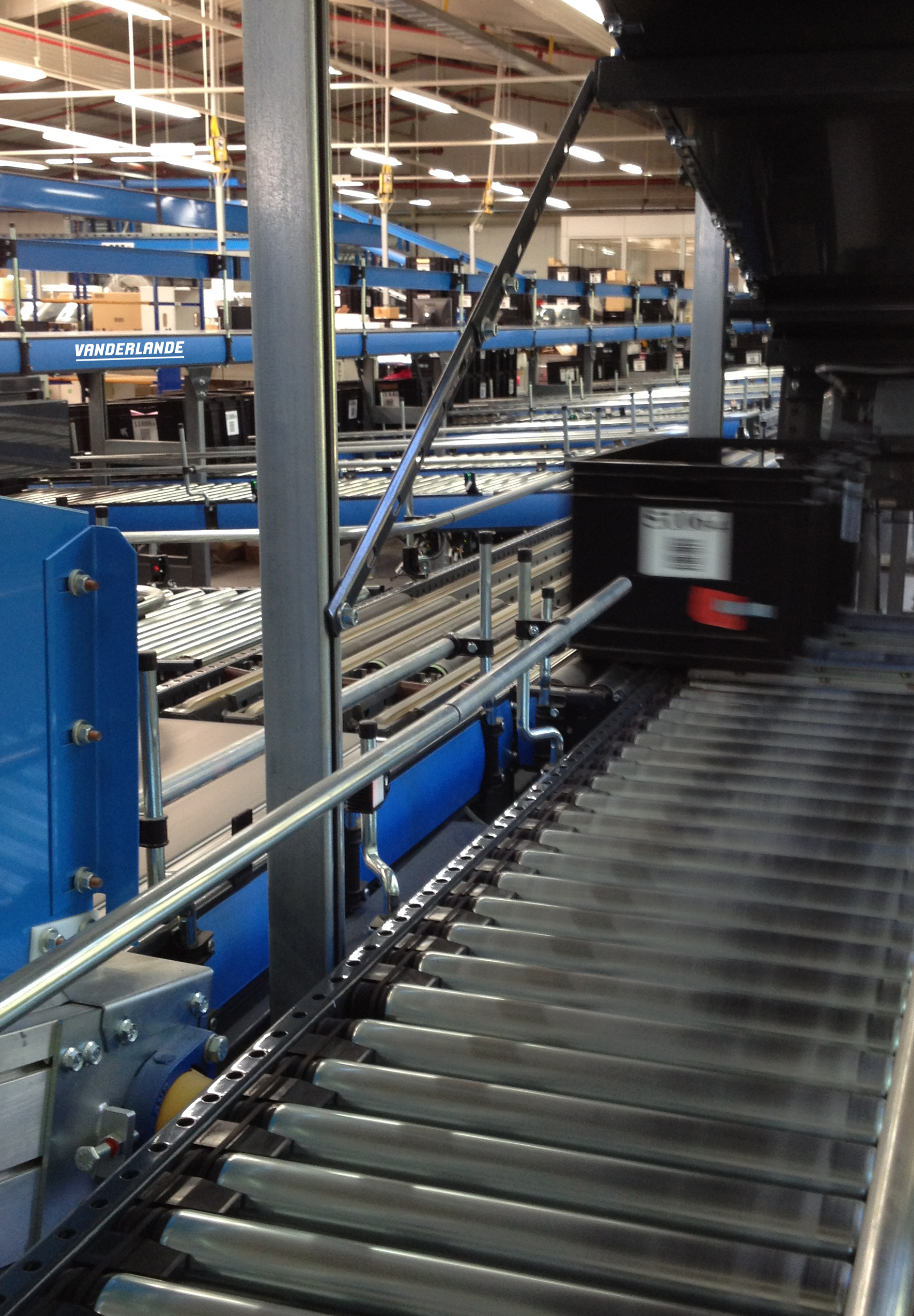 QUICKSTORE Microshuttle puffert dynamisch, Vanderlande Industries GmbH ...