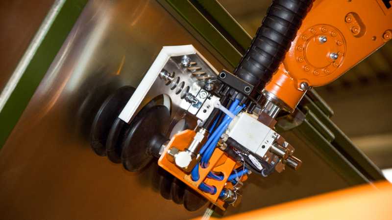 Tread booking system with flexible Robot-leaf-folding-device ...