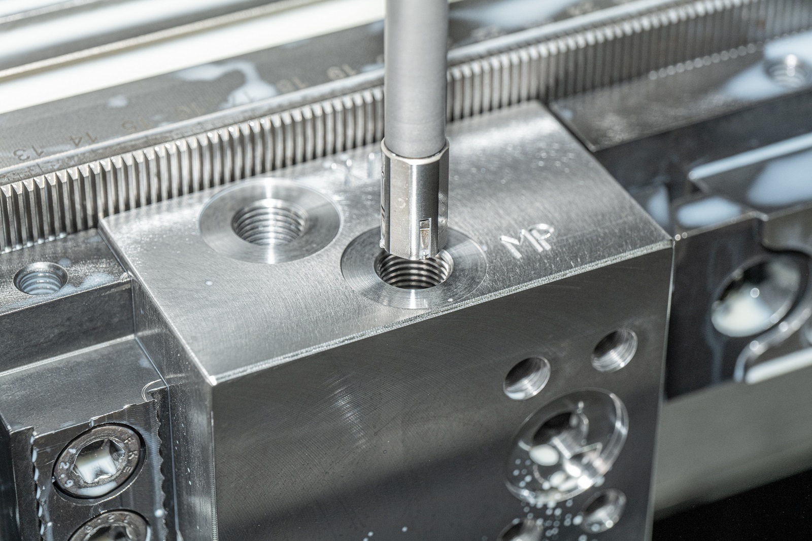 Mit "High Speed Deburring" Ventilgehäuse gratfrei von der Maschine ...