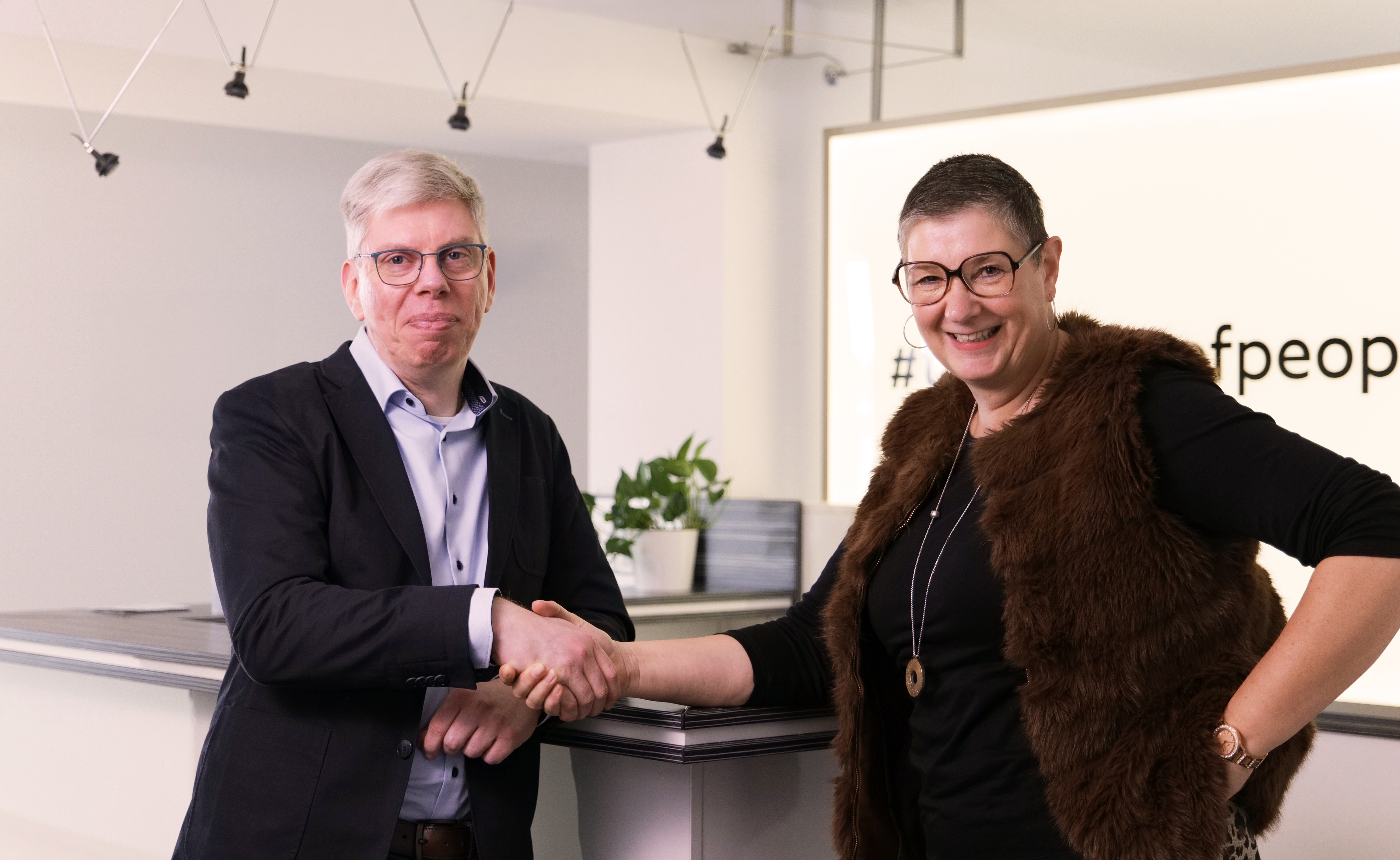 COSMO CONSULT und HANSALOG vereinbaren Zusammenarbeit, HANSALOG GmbH ...