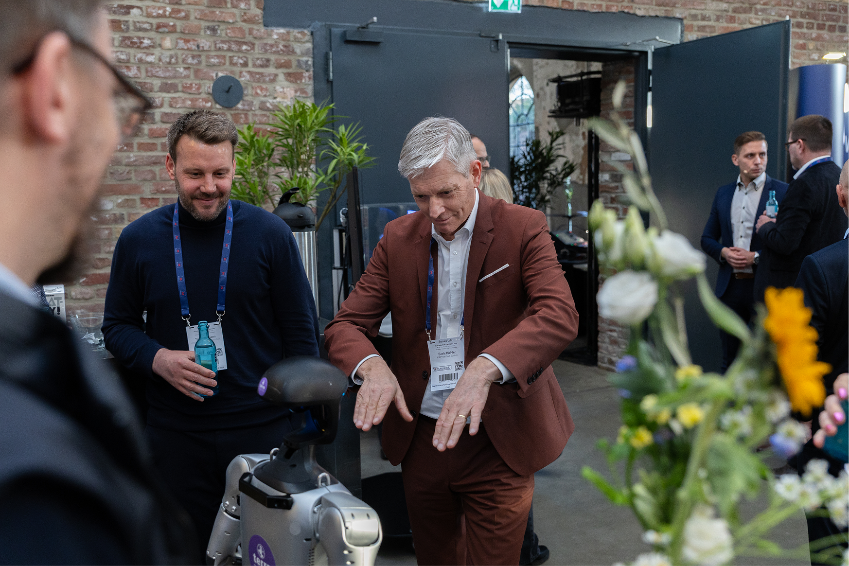 Future Lab 2026: Wem vertrauen Sie mehr? Den Erfahrungen der ...