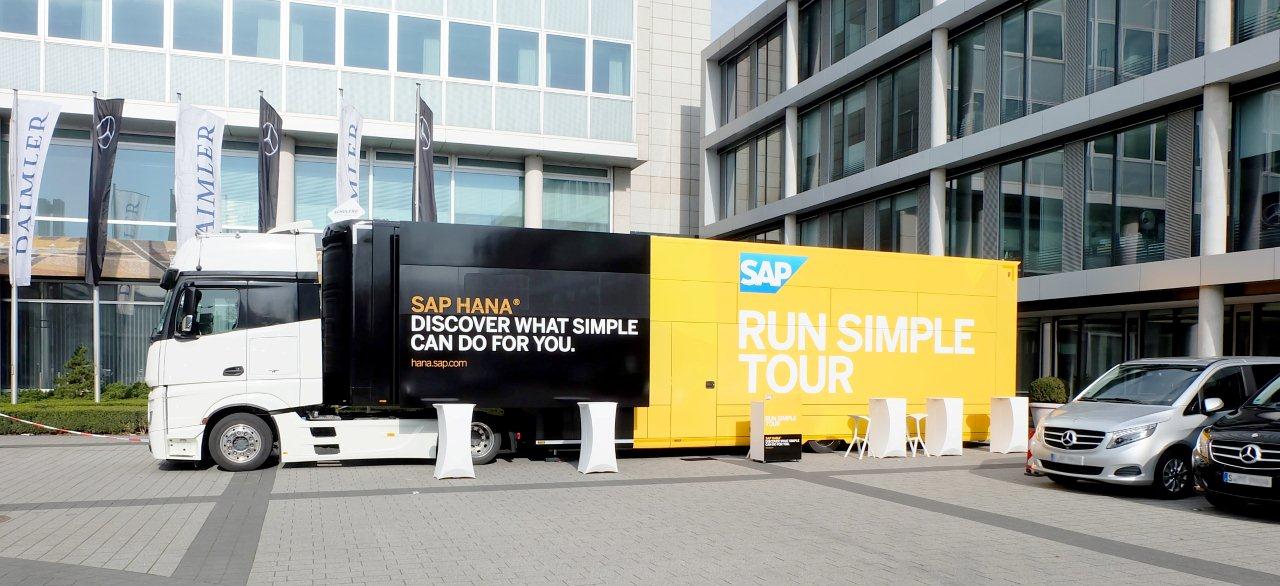 SAP RUN SIMPLE TOUR unterwegs mit einem Schuler Promotion Trailer ...