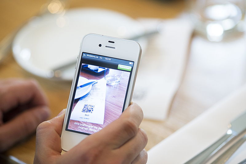 Im Restaurant bequem mit dem Smartphone am Tisch bezahlen, biw Bank für ...
