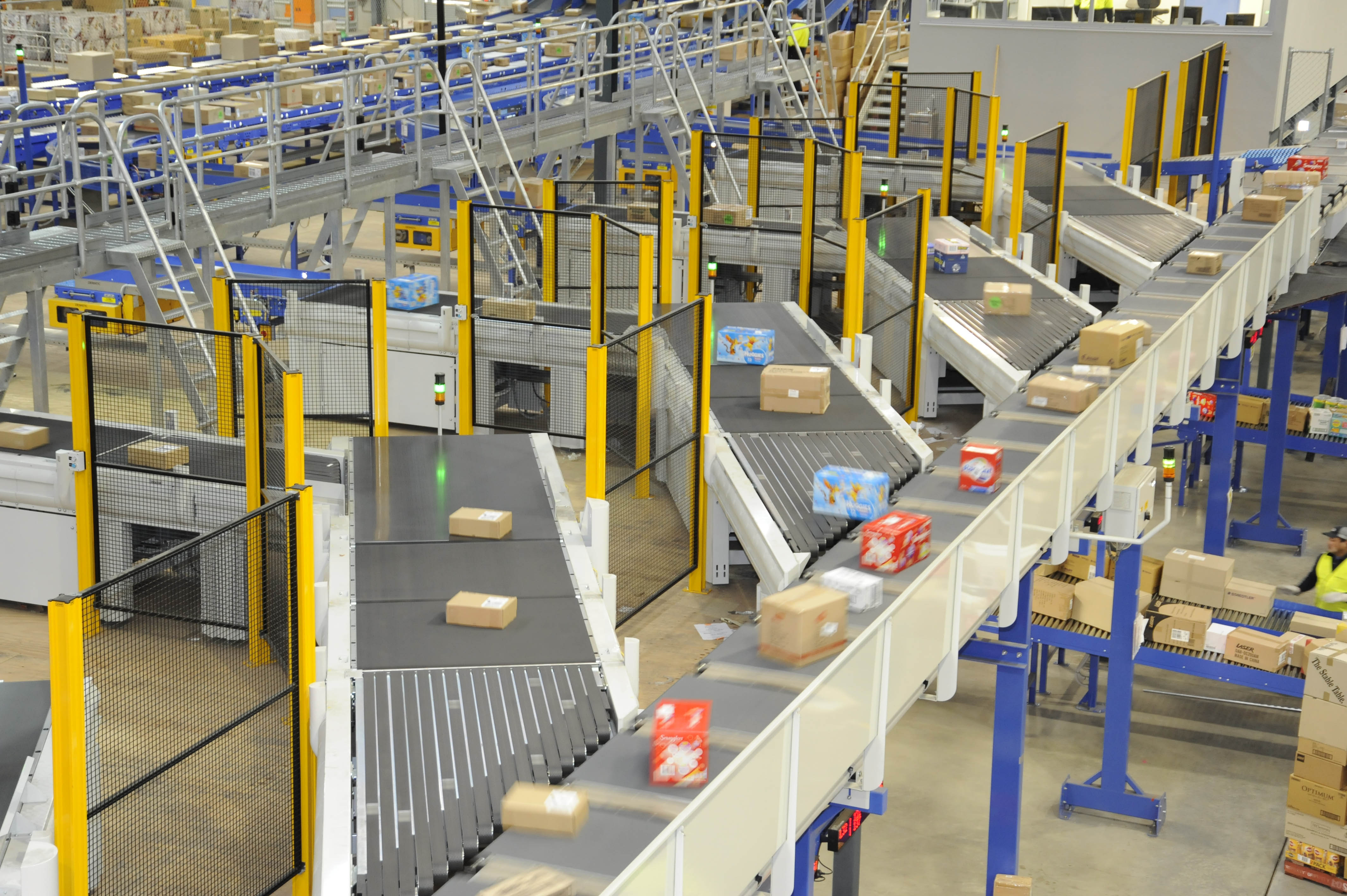 Kompakt und modular: das branchenspezifische Programm von Dematic für ...