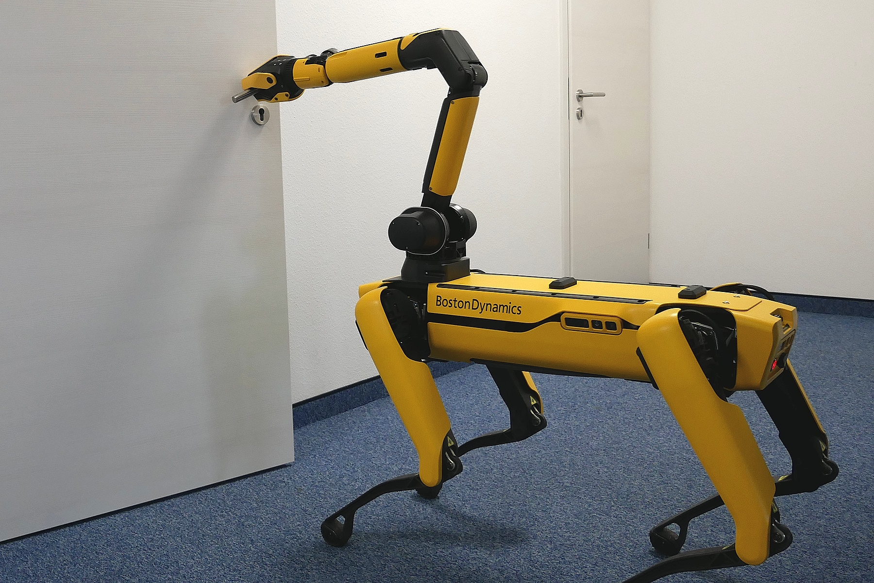 „Der Assistent“ - SPOTlight auf den Neuen im Roboter-Team, Security Robotics Development ...