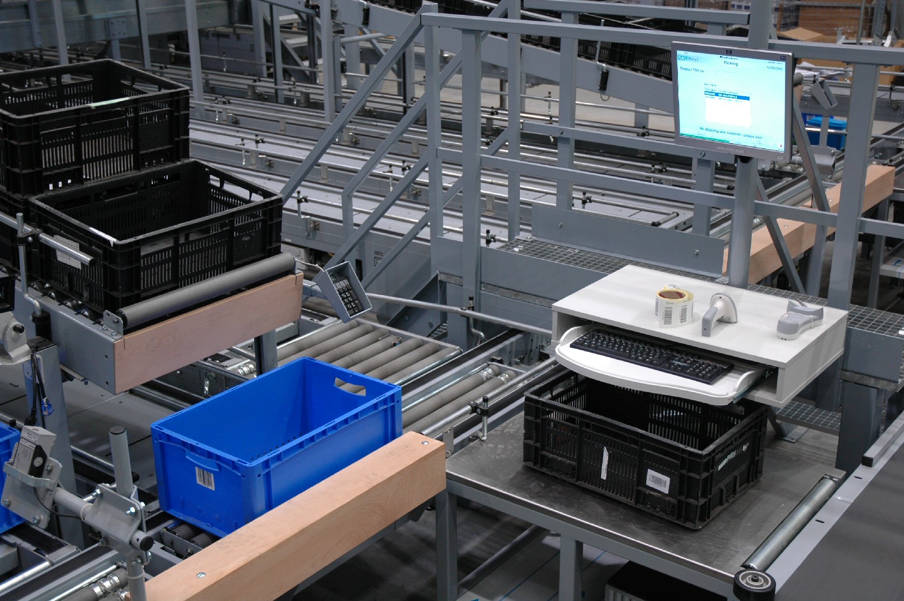 Neues Materialflusssystem bei Plus Retail in Betrieb, Vanderlande Industries GmbH & Co. KG ...