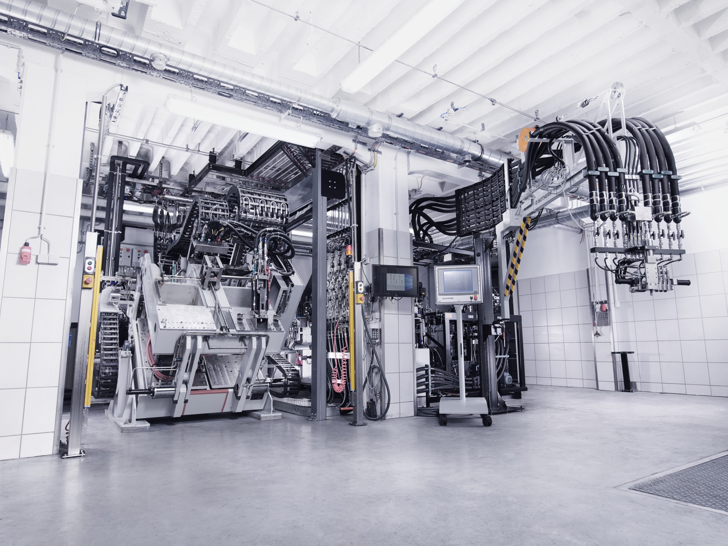 Lackentwicklung für RIM-Technologie durch neue PUR-Hochdruckanlage ...