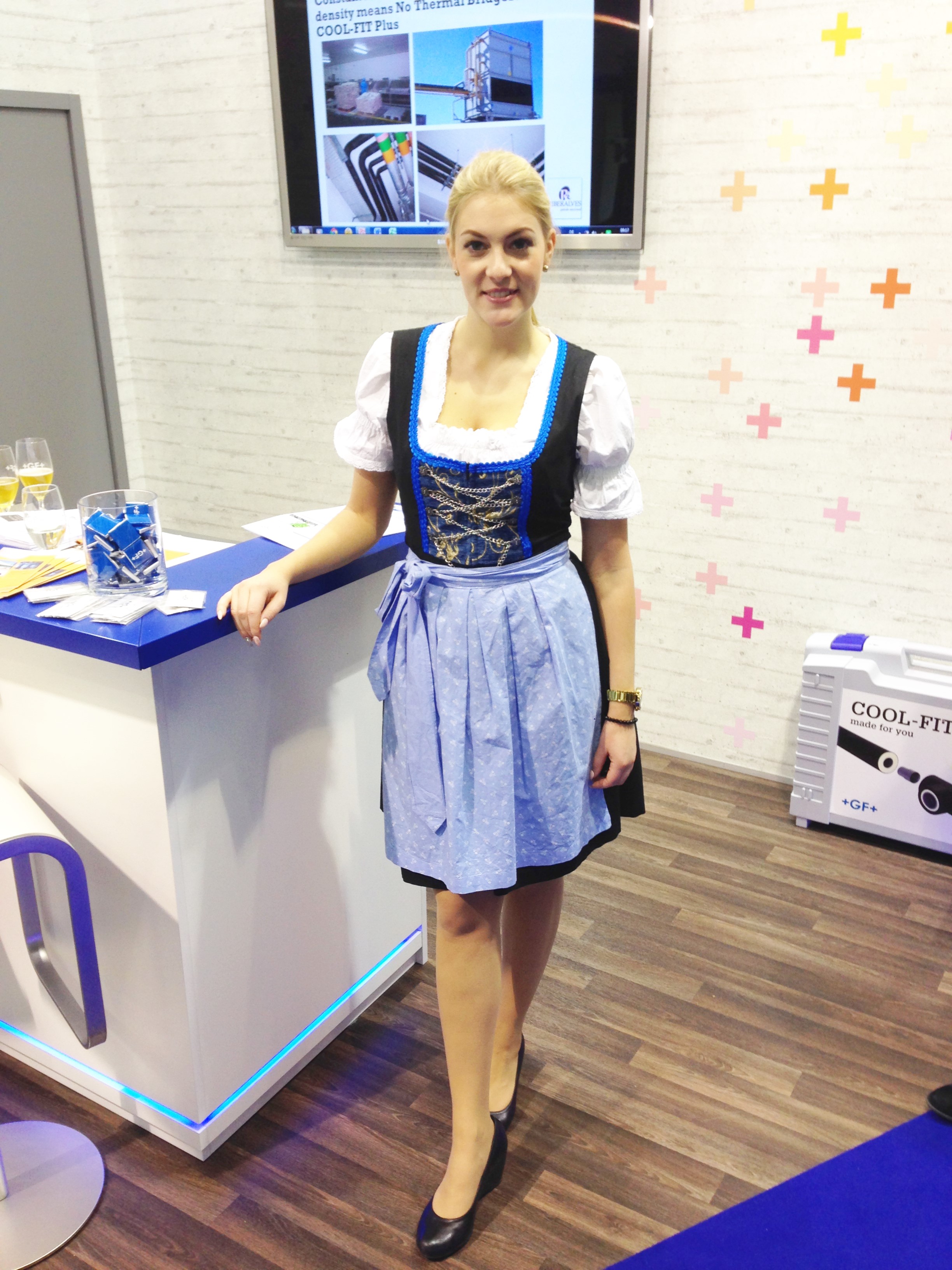 Wolkenlose Messestände mit sonnigem Personal, Messe Hostess Agentur ...