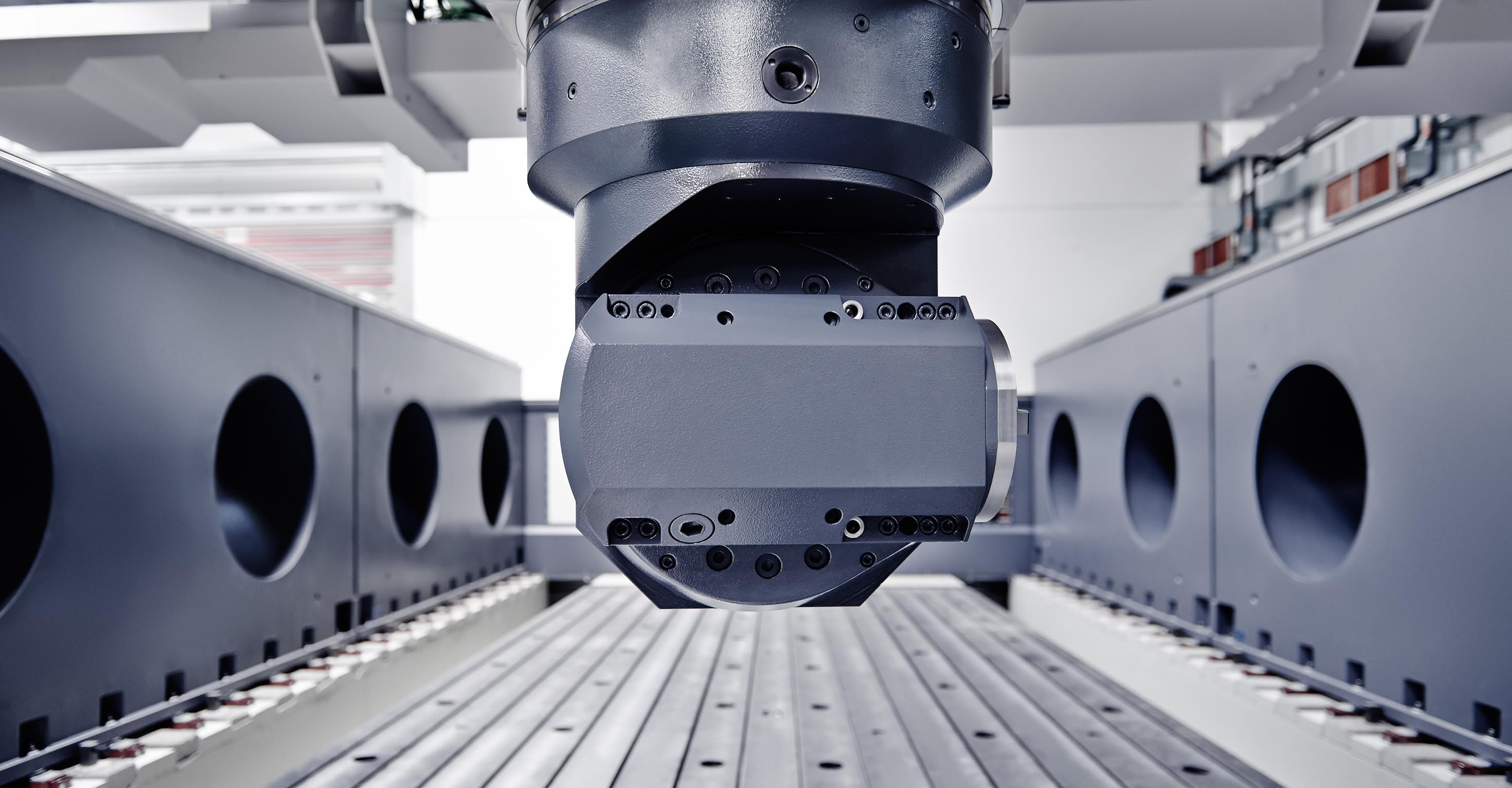 First gantry milling machine with dynamic toolchanger, SHW ...