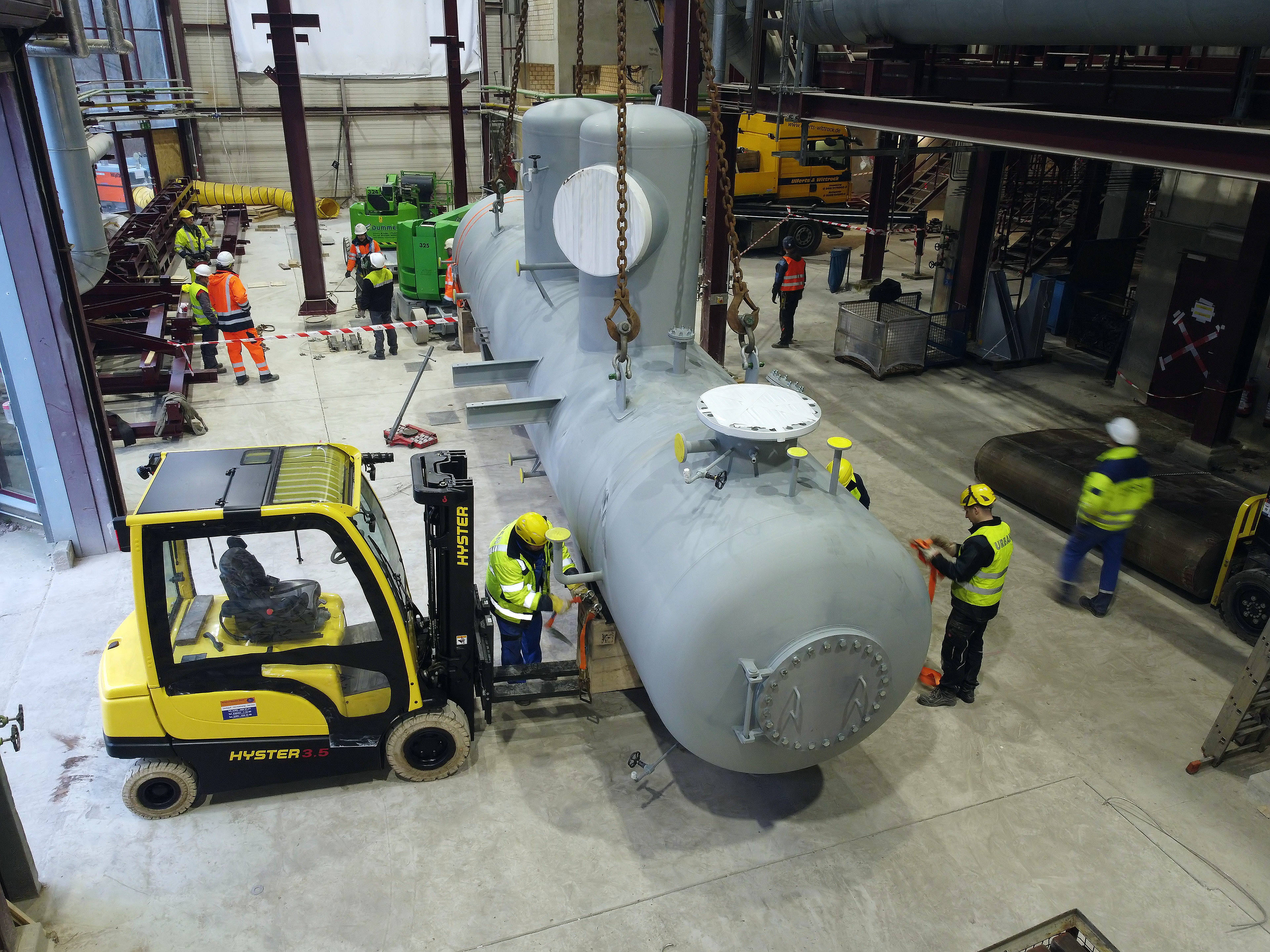 Nach Entkernung: Erster Einbau einer Großkomponente im HKW Süd, Stadtwerke Schwerin GmbH (SWS ...