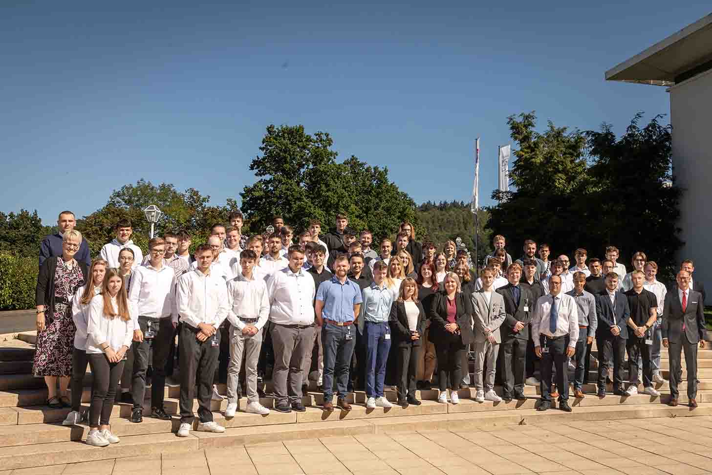 Ausbildung mit Zukunft: 66-fache Verstärkung für die FLG, Friedhelm Loh ...