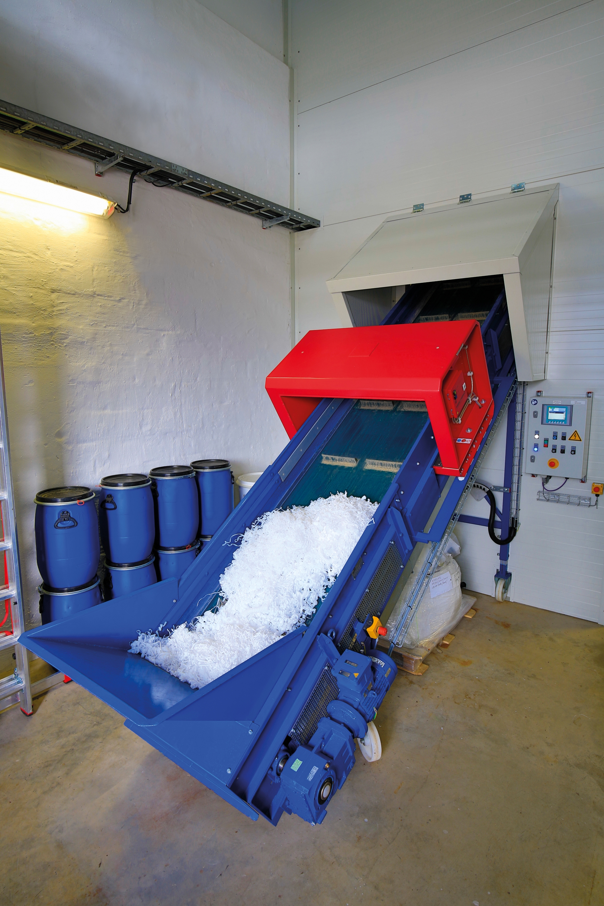 Dyneon stellt aus End-of-Life Produkten neuwertige Kunststoffe her ...