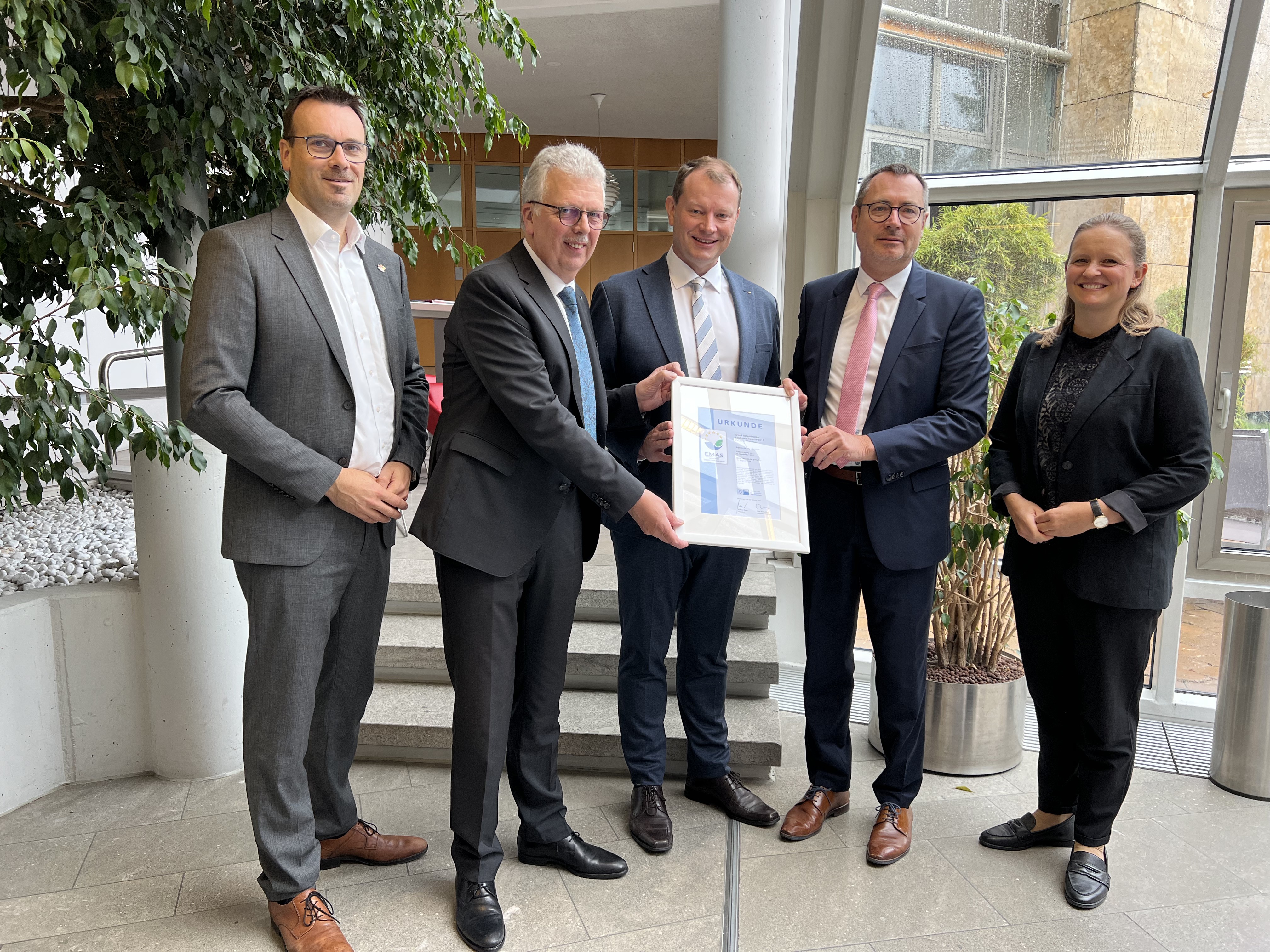 IHK-Präsident Markus Maier überreicht Betzold die EMAS-Urkunde ...
