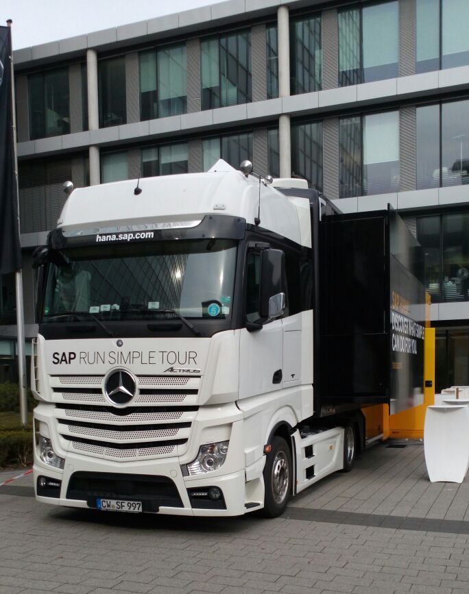 SAP RUN SIMPLE TOUR unterwegs mit einem Schuler Promotion Trailer ...