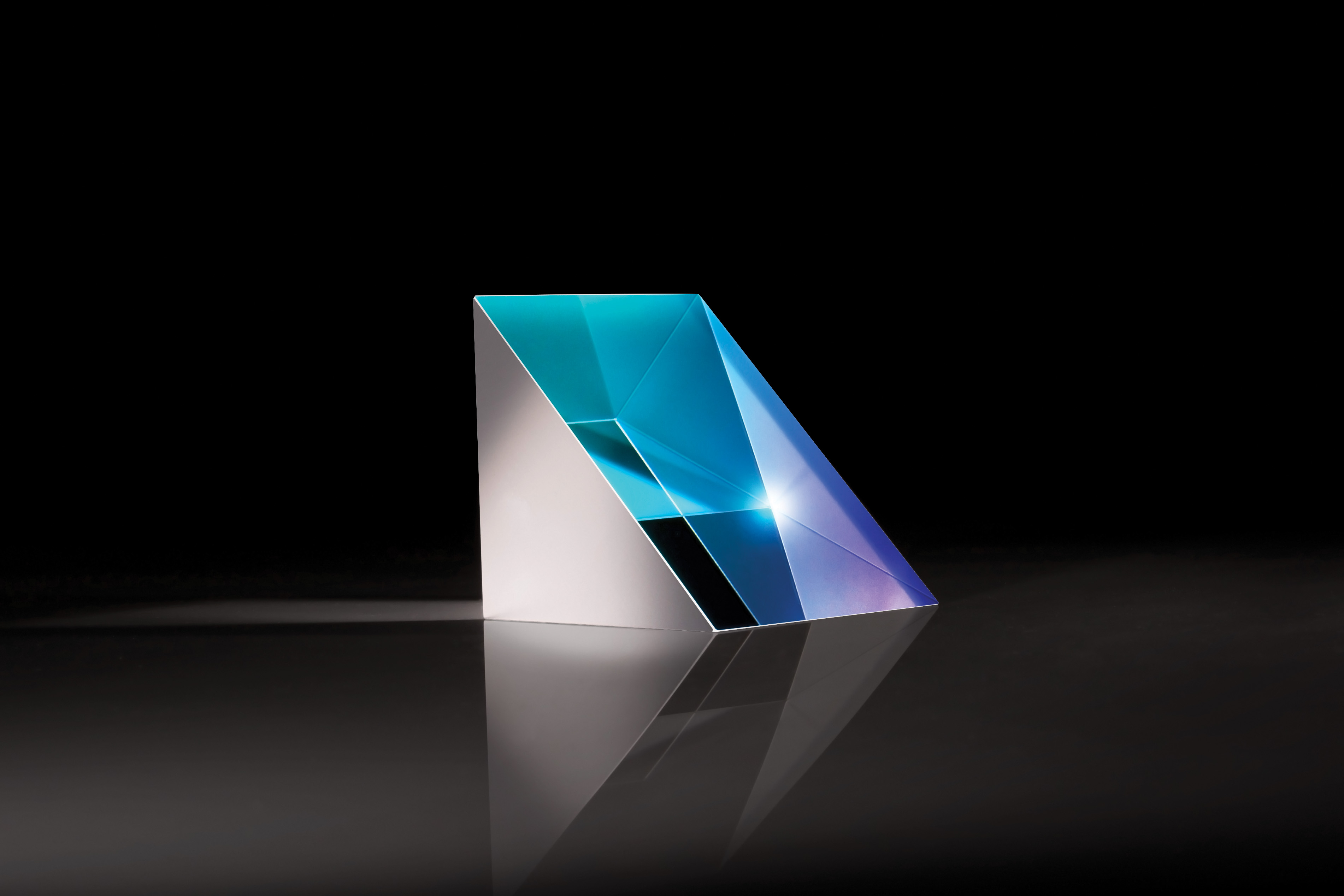 TECHSPEC® λ/20 UV Fused Silica Right Angle Prisms tailored for ...