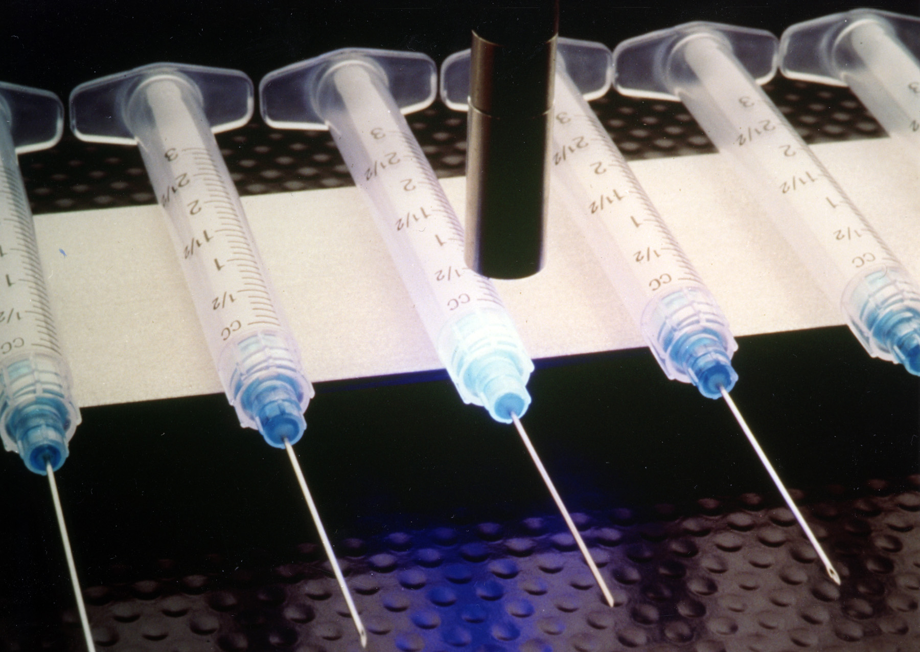 Medical UV adhesives from Dymax: Ideal for bonding needles and syringes ...