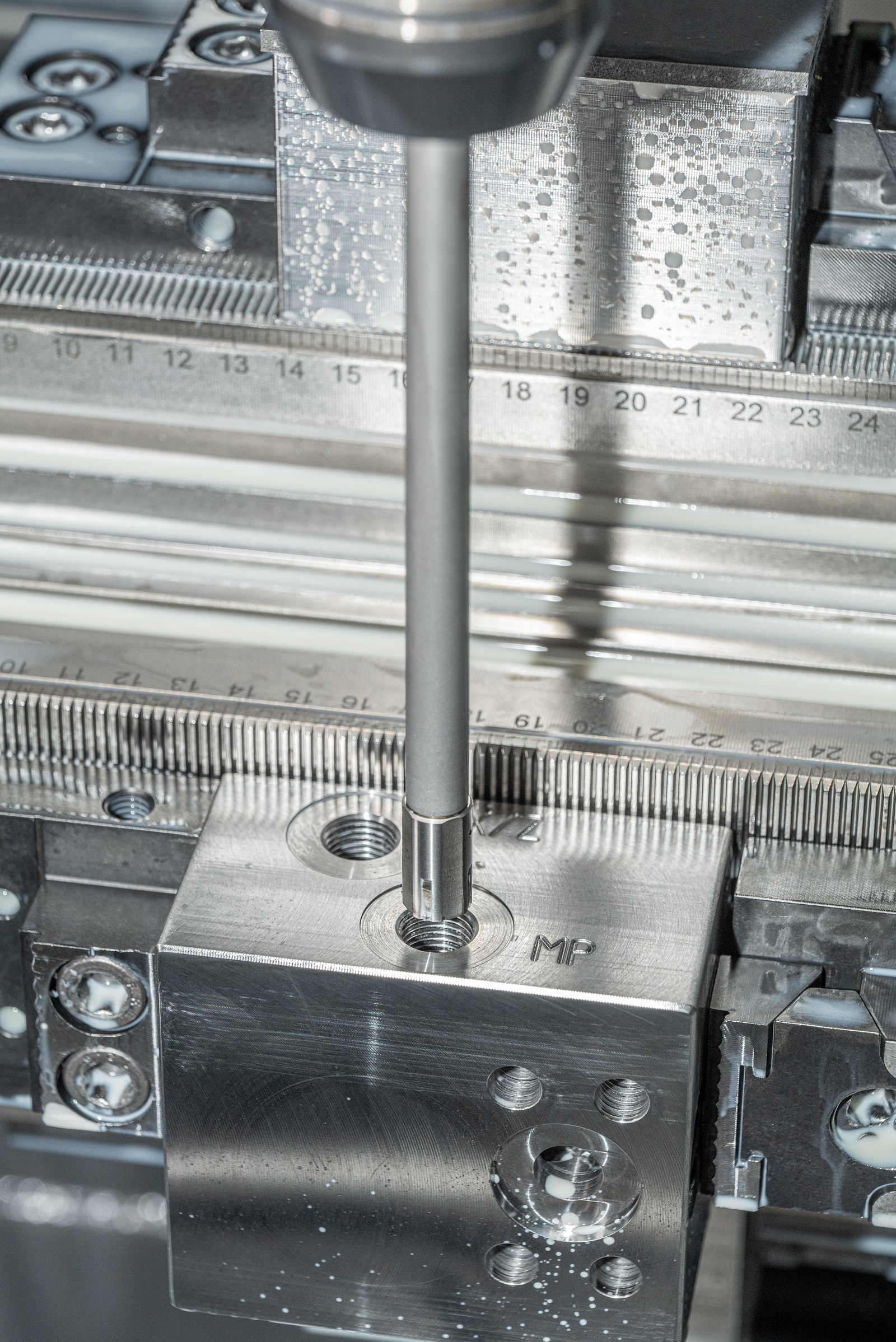 Mit "High Speed Deburring" Ventilgehäuse gratfrei von der Maschine ...