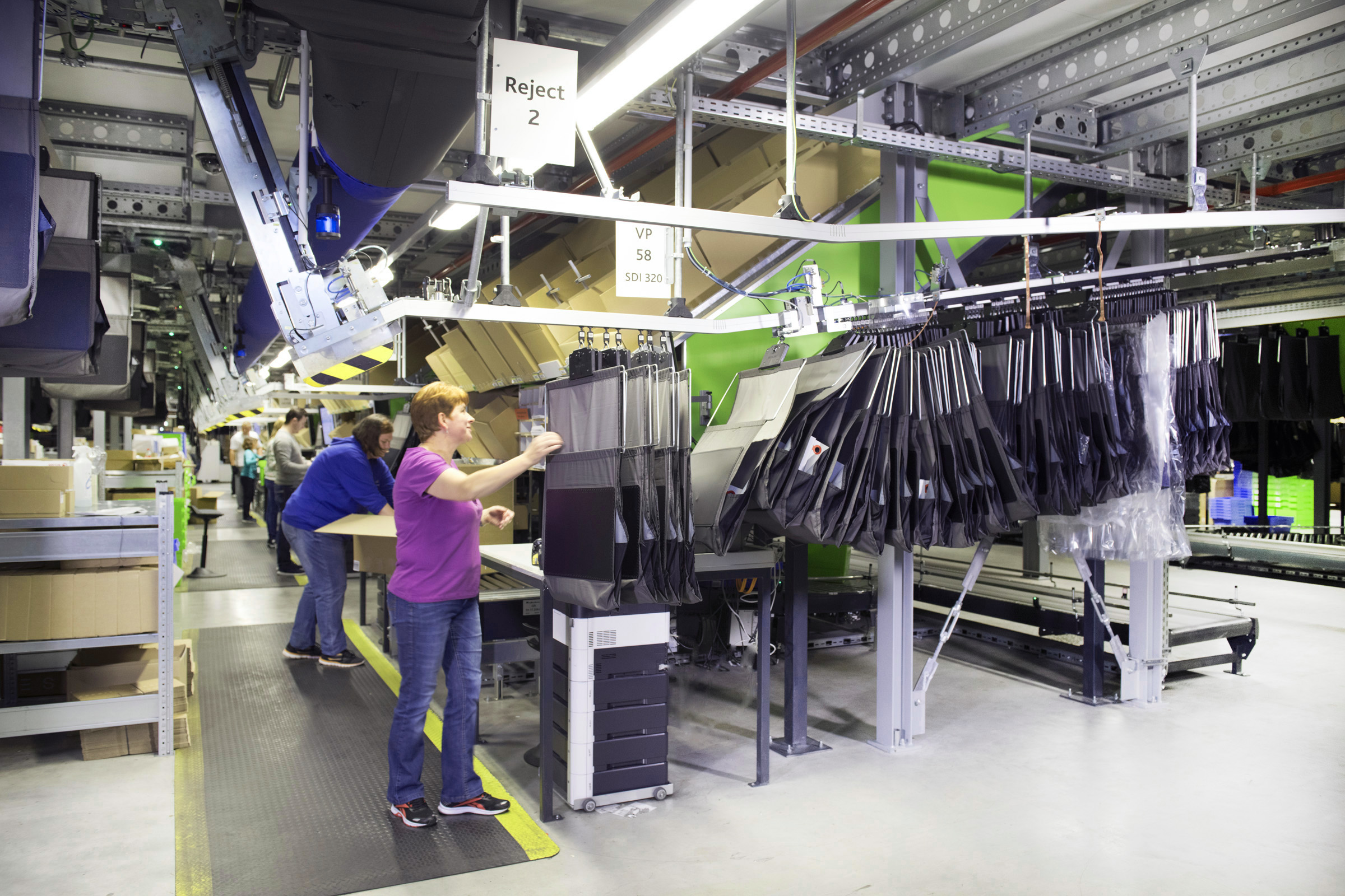 Dematic stellt zweite Generation seines Taschensortiersystems vor ...