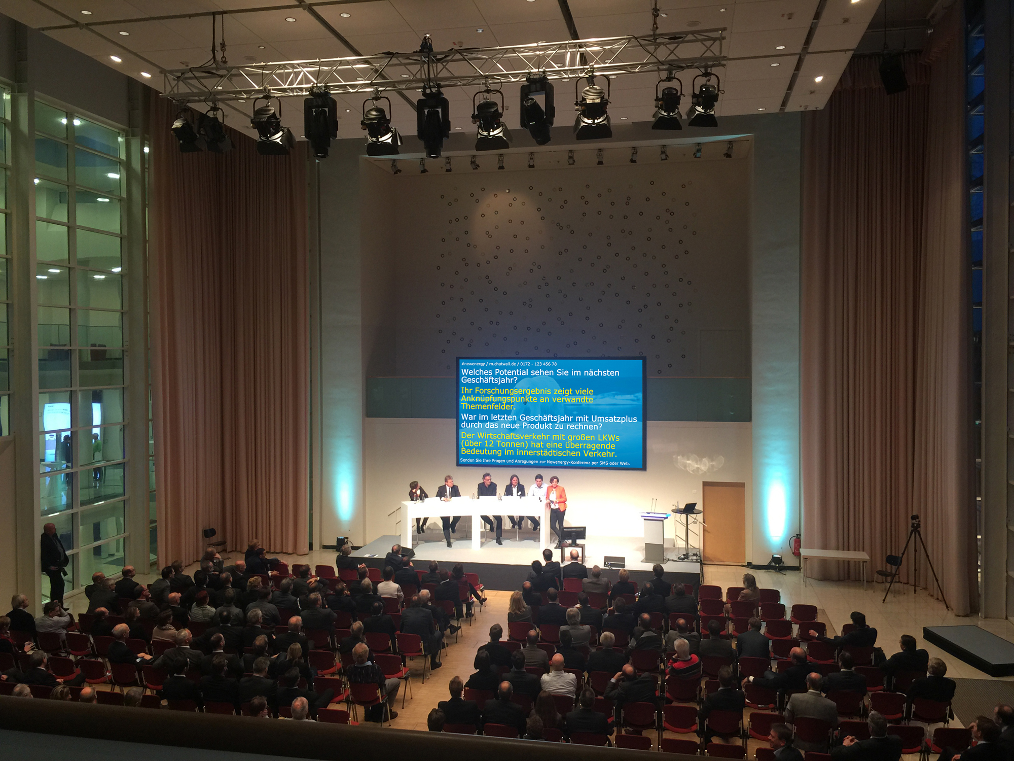 Veranstaltungen mit Führungskräften interaktiv mit der SMS Chatwall ...