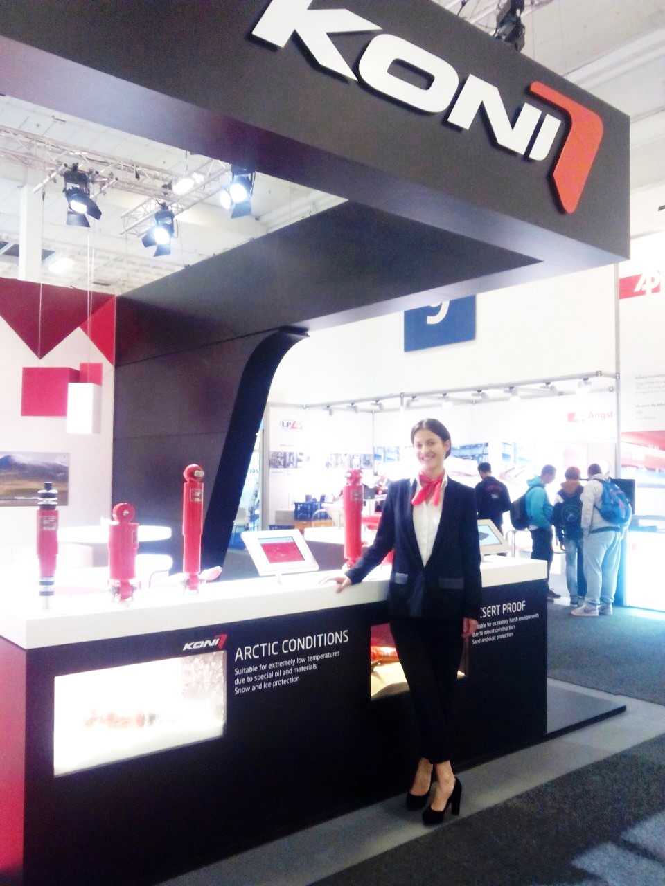 Wolkenlose Messestände mit sonnigem Personal, Messe Hostess Agentur ...