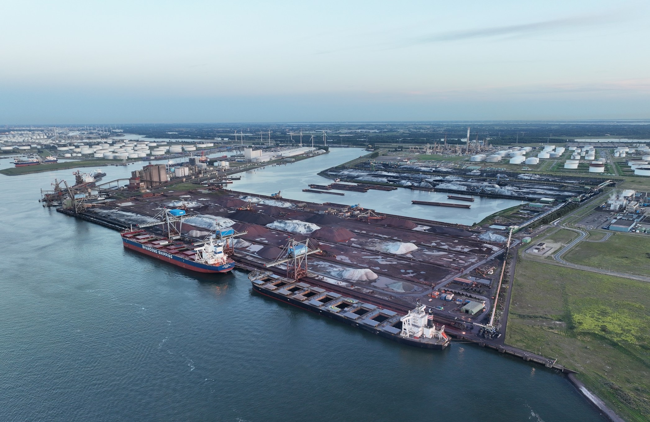 Neuer Seeschiffentlader im Hafen von Rotterdam sorgt ab Ende 2025 für ...