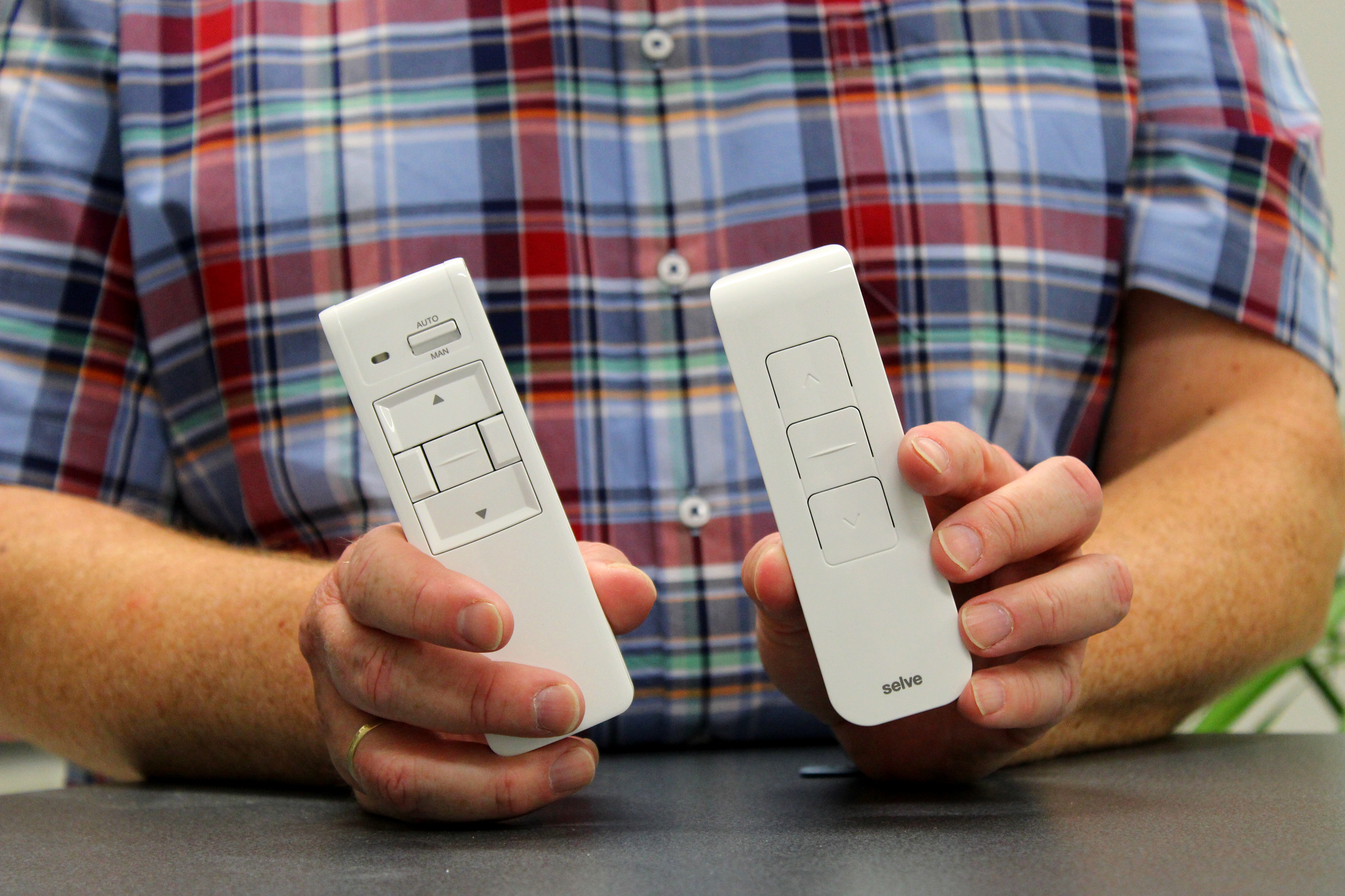 Äußerst handlich, praktisch, gut: commeo-Handsender im neuen Design, SELVE GmbH & Co. KG, Story ...