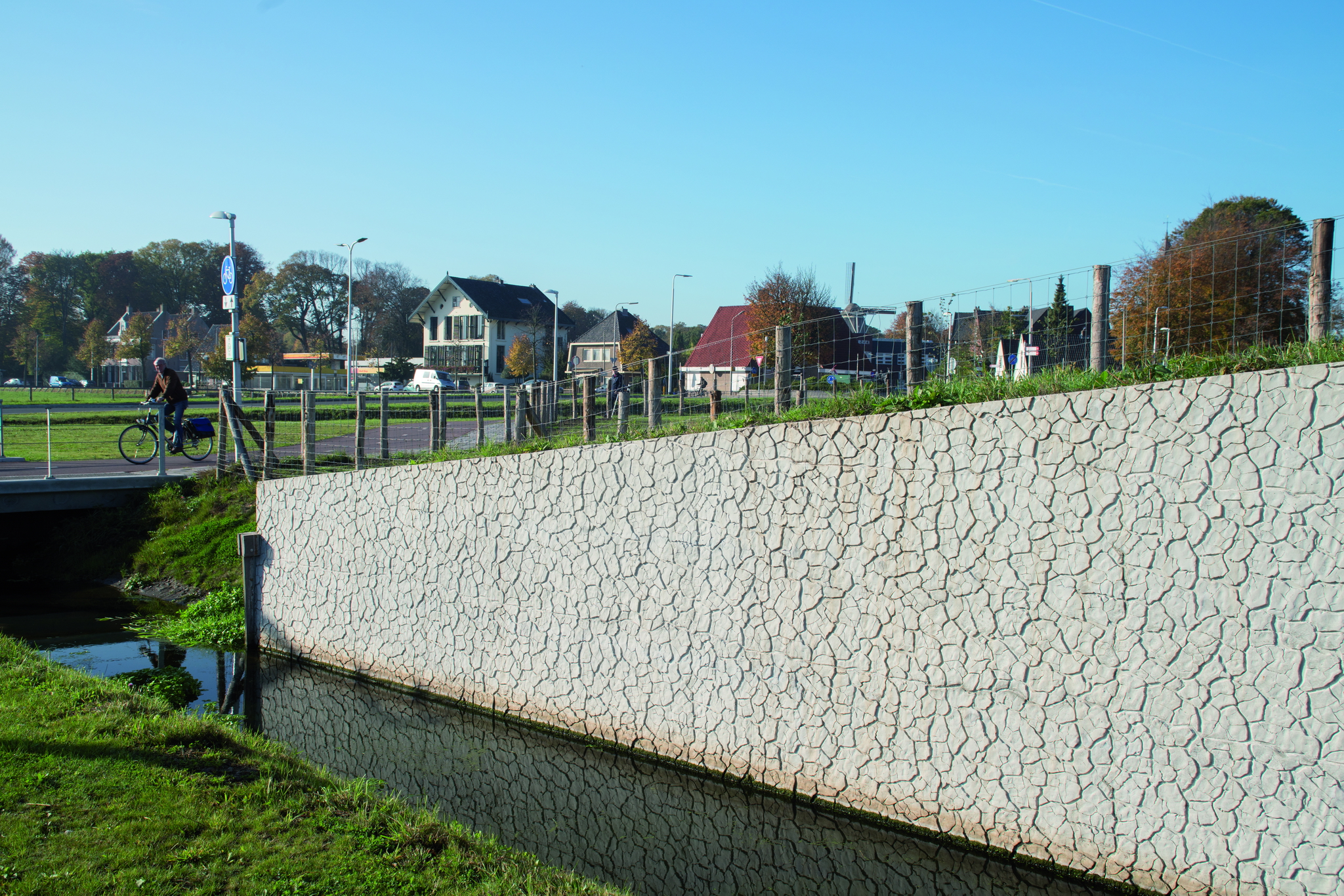 Remarkable "dried-out clay" retaining wall, NOE-Schaltechnik Georg ...