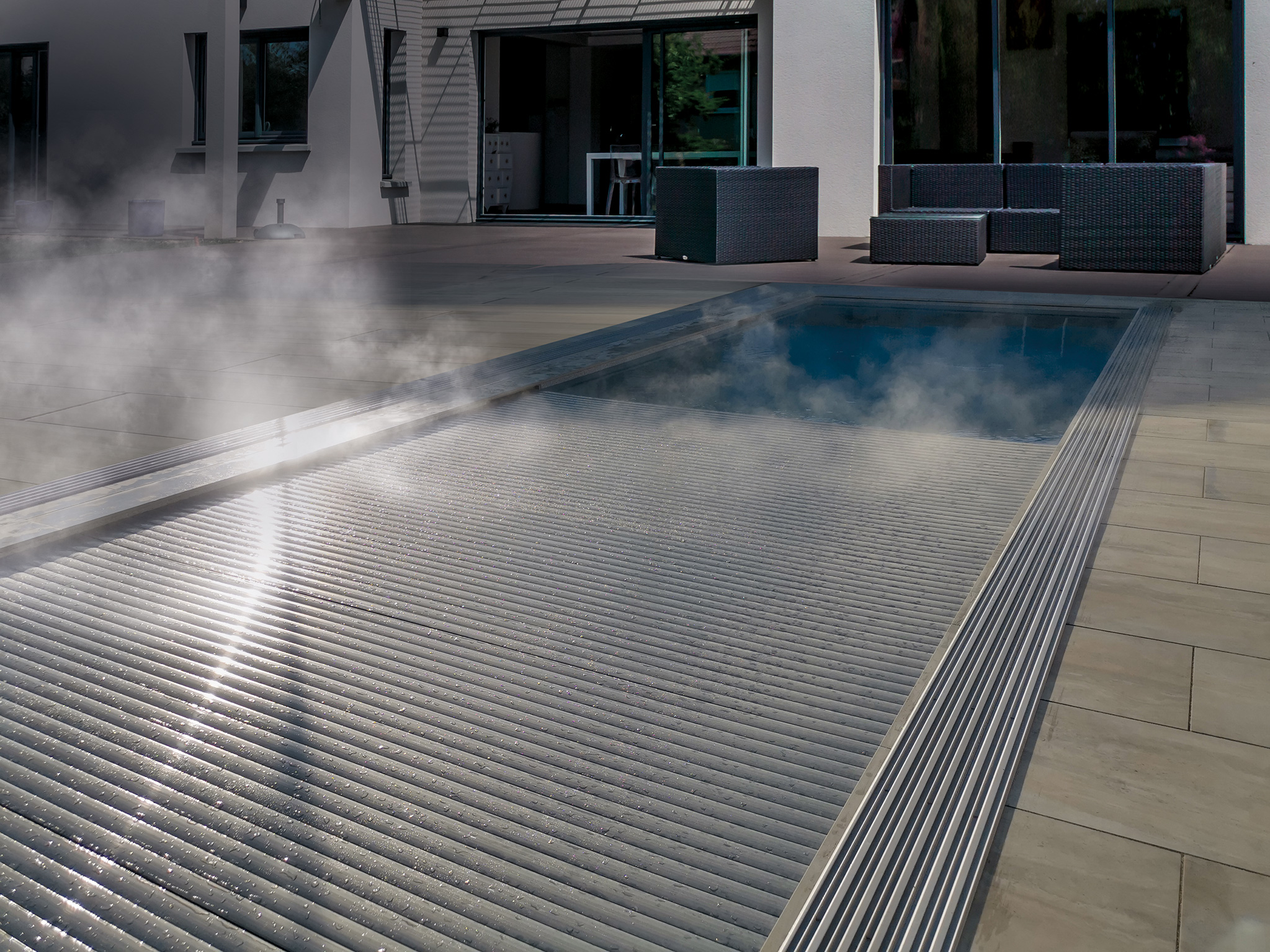 Poolabdeckungen von WaterBeck schützen das Wasser auch im Winter ...