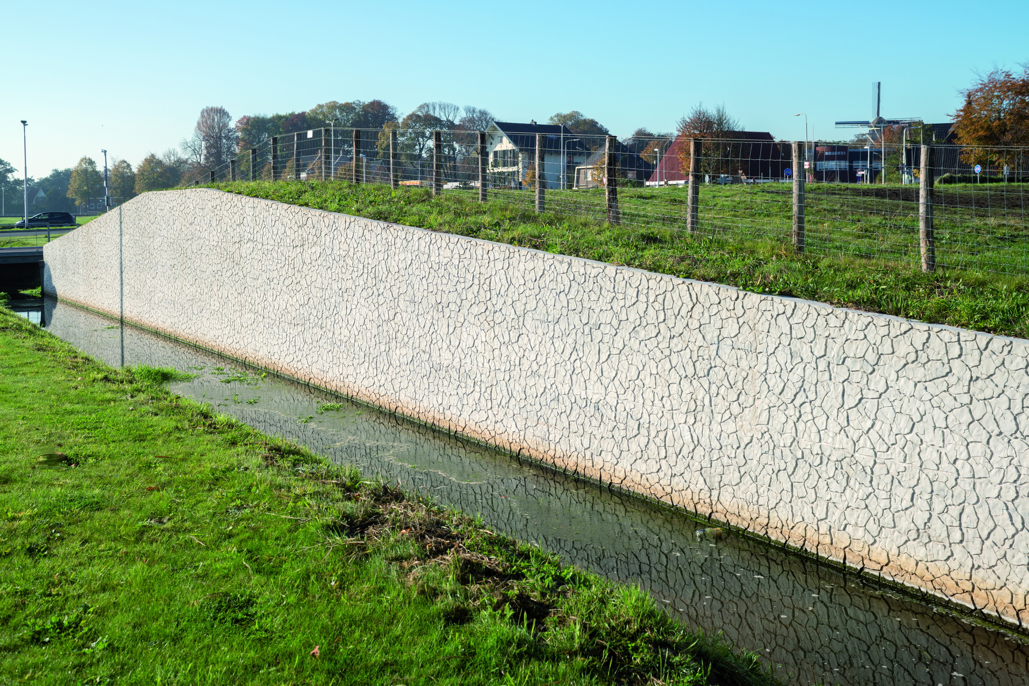 Remarkable "dried-out clay" retaining wall, NOE-Schaltechnik Georg ...