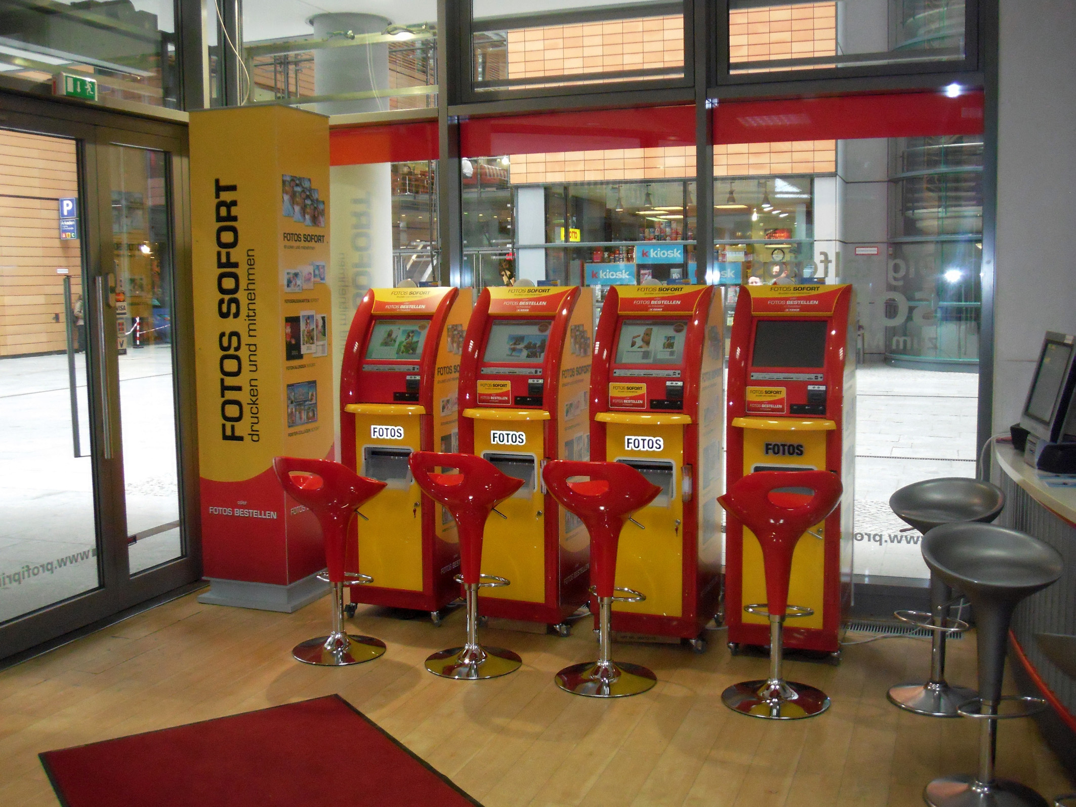 Eröffnung des bundesweit ersten CEWE FOTOBUCH FlagshipStores in Berlin ...