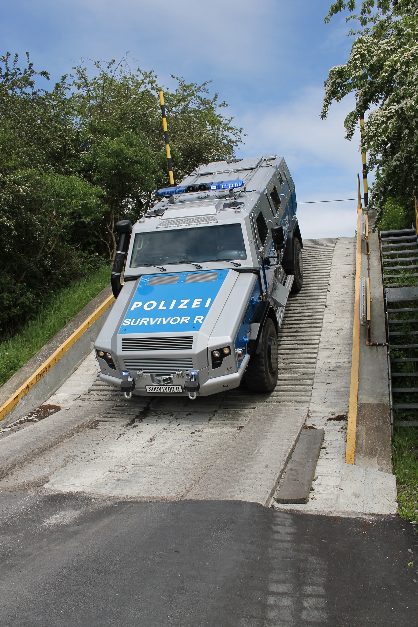 Rheinmetall to supply Berlin Police with RMMV Survivor R special ...