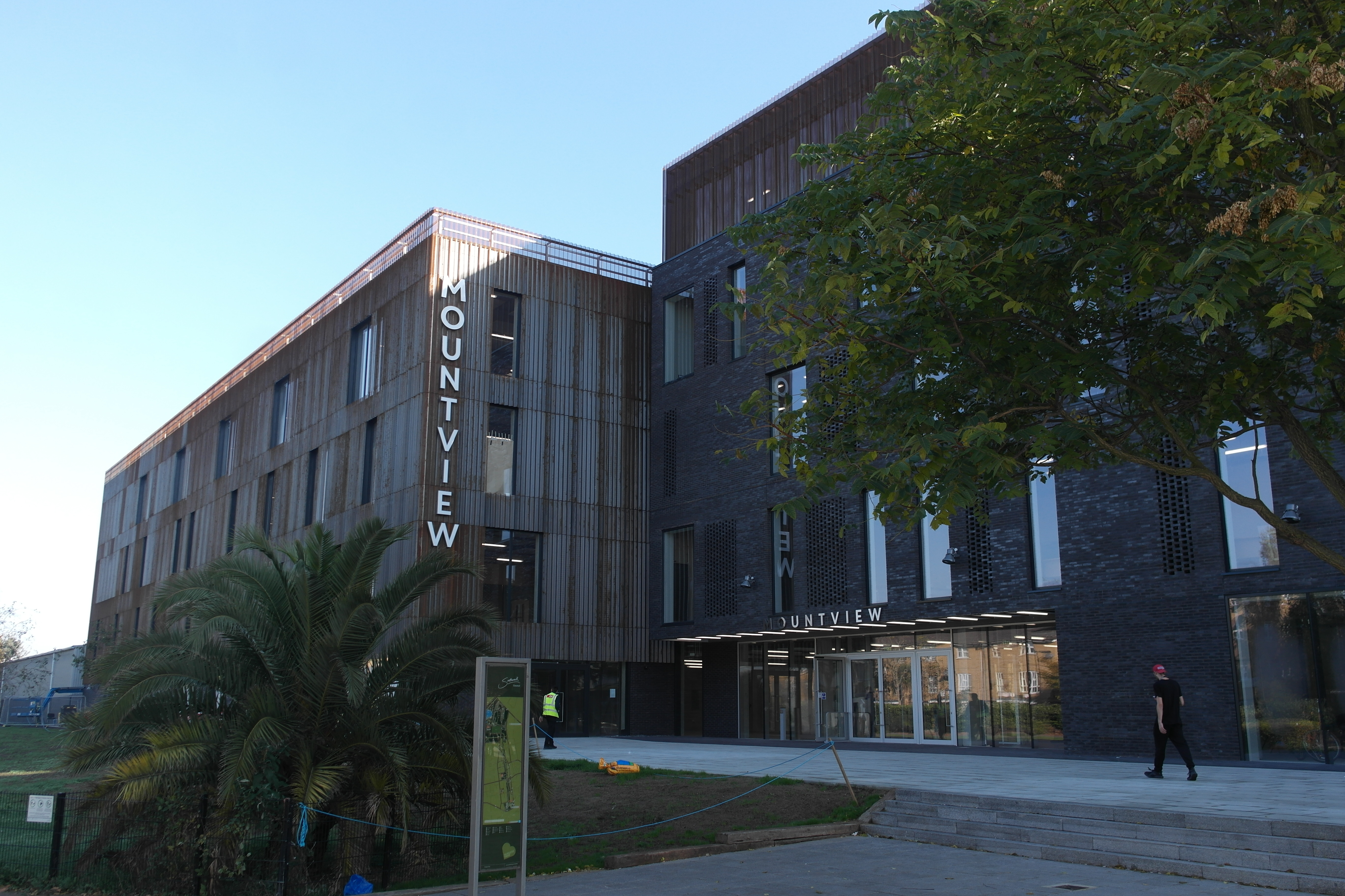 Neues Gebäude der Mountview Academy of Theatre Arts London mit ...