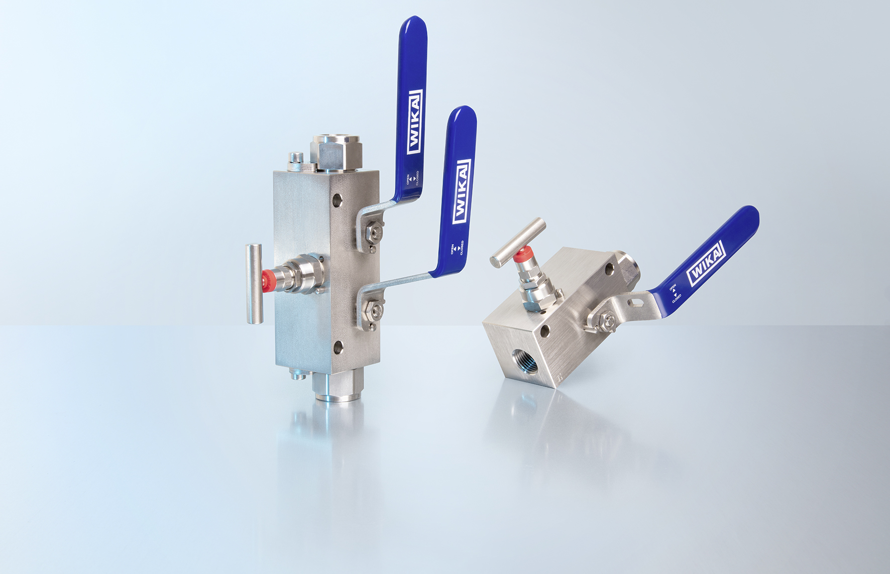 Monoblock with two types of valve for tight installation situations ...