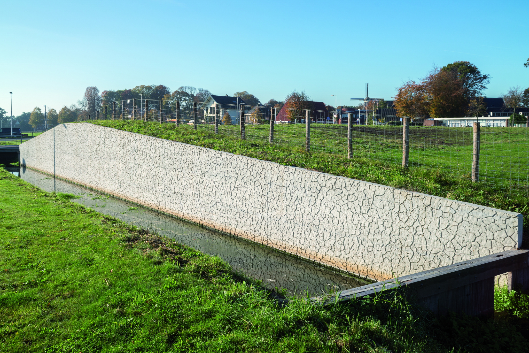 Remarkable "dried-out clay" retaining wall, NOE-Schaltechnik Georg ...