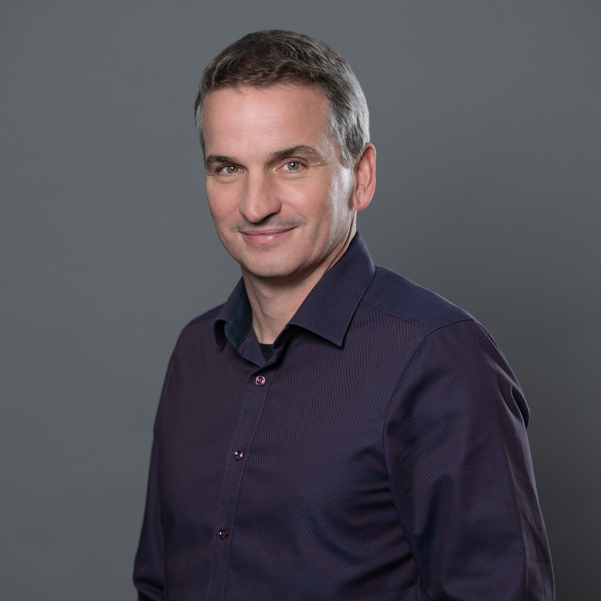 Internationales Bossard Team mit EXPERT TEARDOWN einer EV-Ladesäule ...